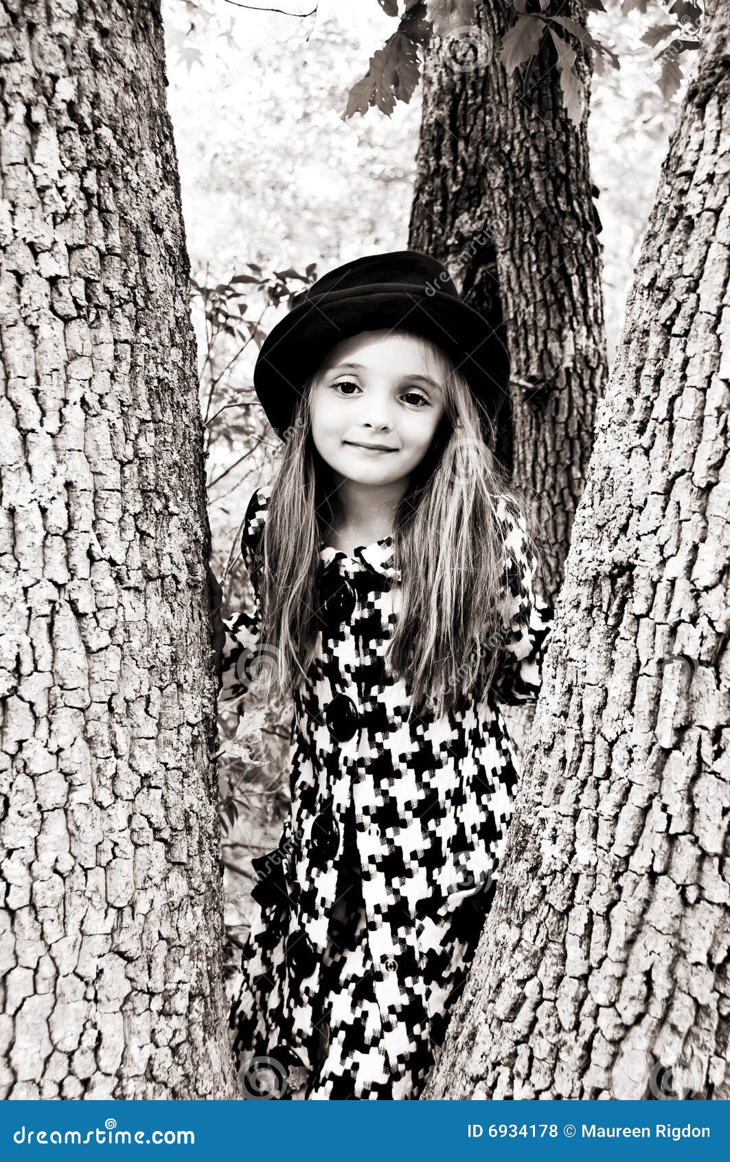 Girl in Tree stock photo. Image of face, child, facial - 6934178