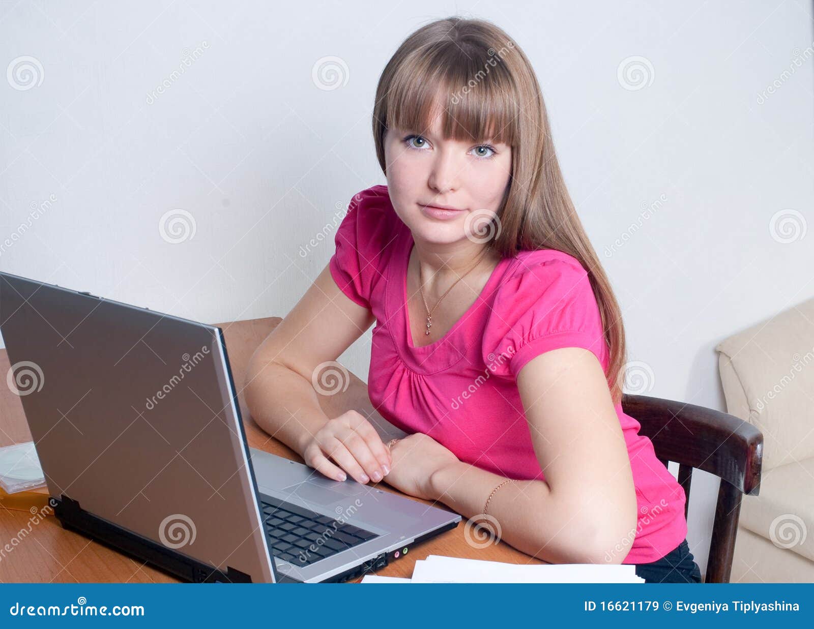 The Girl Works at the Computer Stock Image - Image of feminine, lore ...