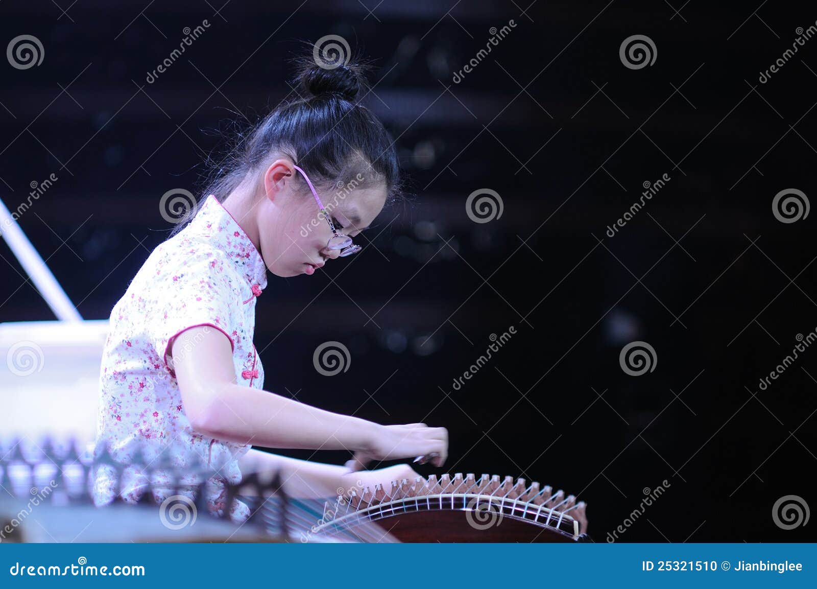 Girls play the Guzheng editorial image. Image of guzheng - 25321510
