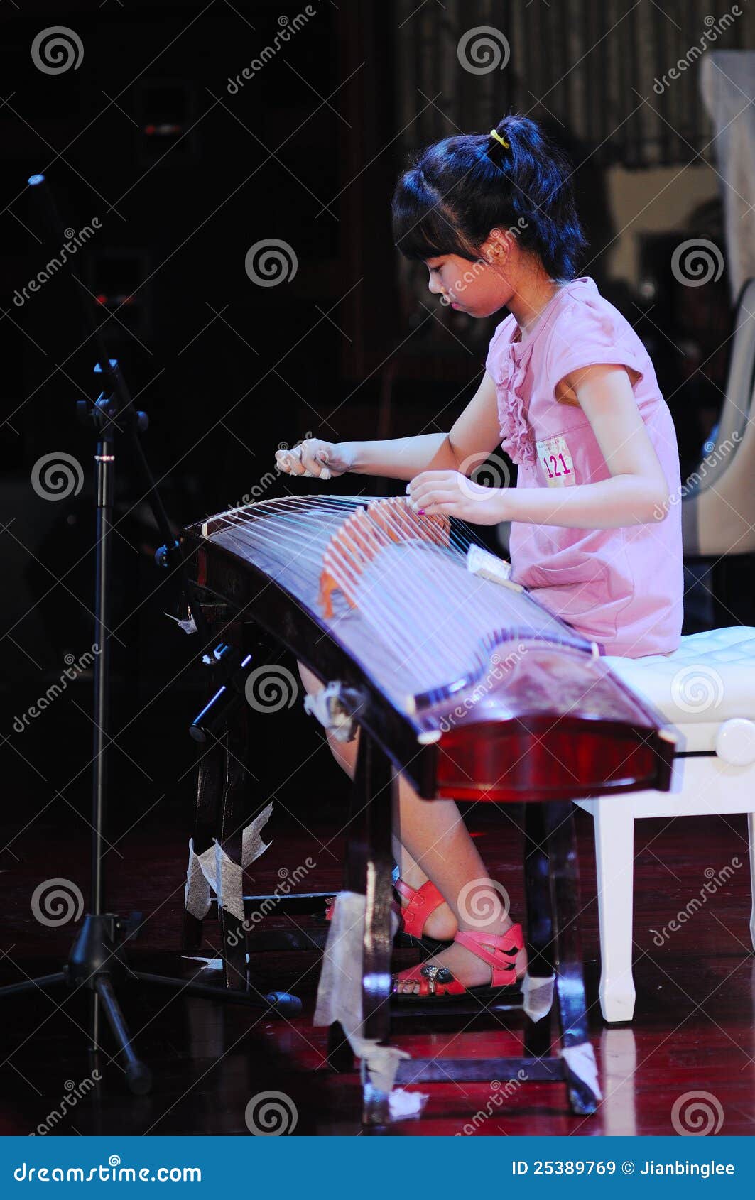 Girls play the Guzheng editorial stock image. Image of children - 25389769