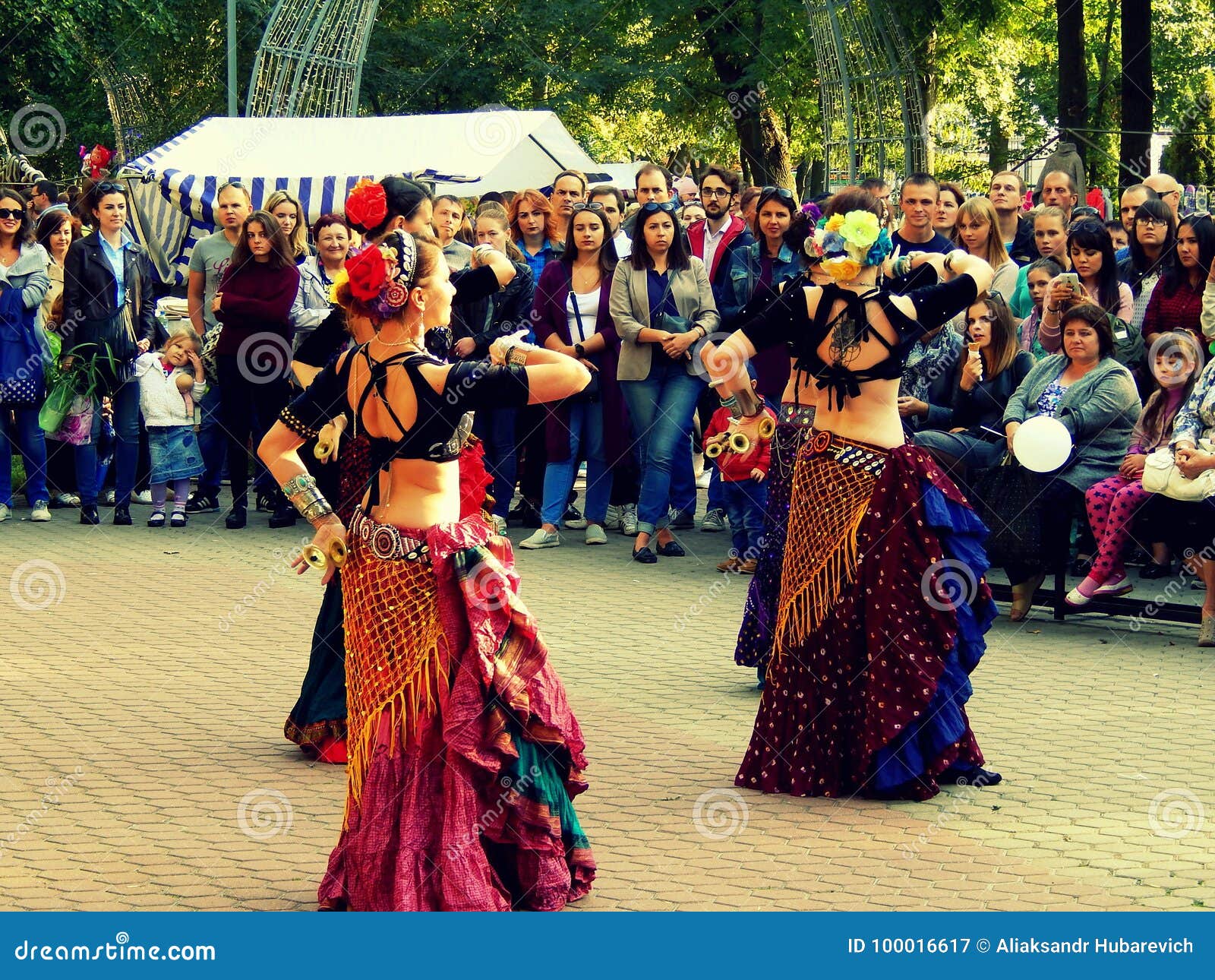 Gitanos del baile fotografía editorial. Imagen de tradicional - 100016617