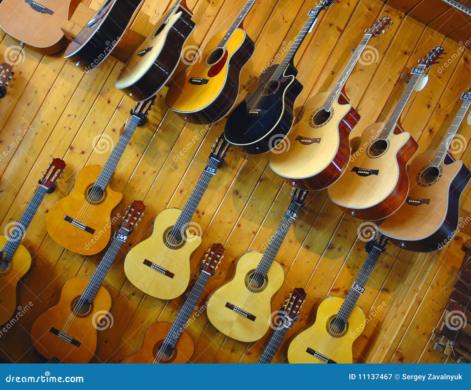 Gitaren in Winkel Van Muzikale Instrumenten Stock Afbeelding - Image of ...