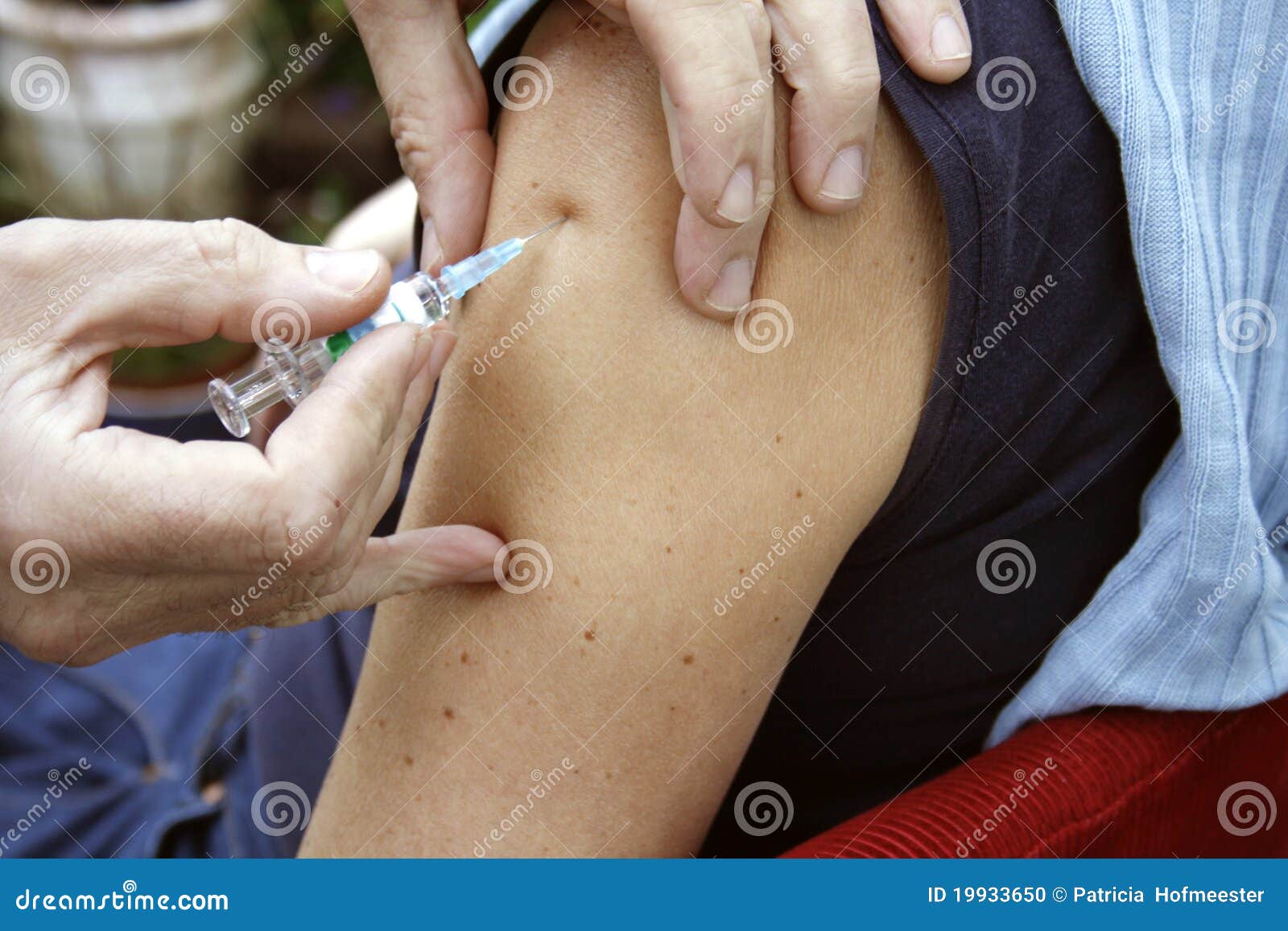 Giving an injection stock photo. Image of doctor, insertion - 19933650