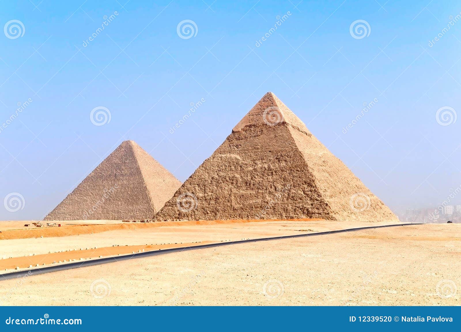 Giza pyramider arkivfoto. Bild av kairo, väg, himmel - 12339520