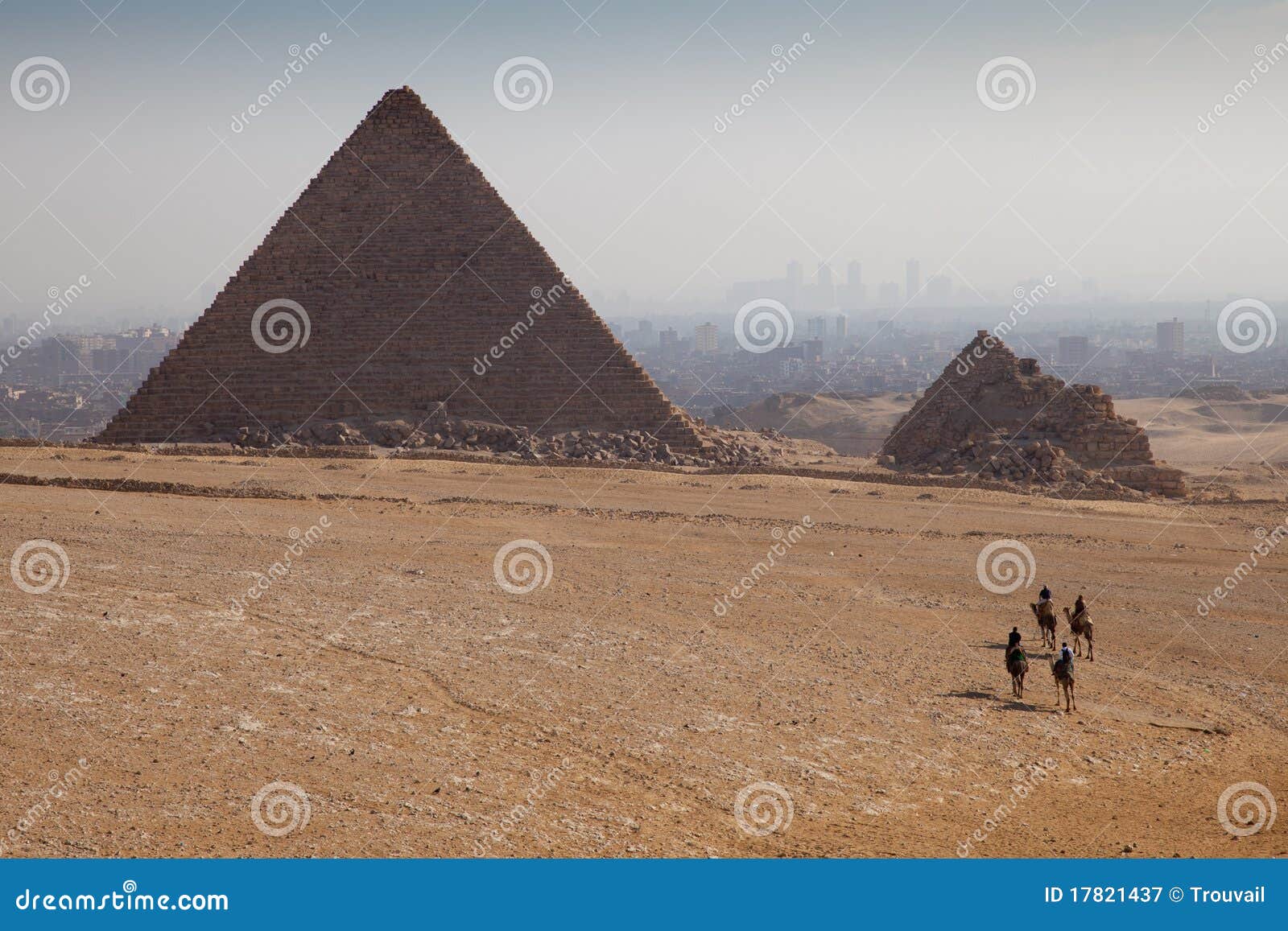 Giza pyramider fotografering för bildbyråer. Bild av kamel - 17821437
