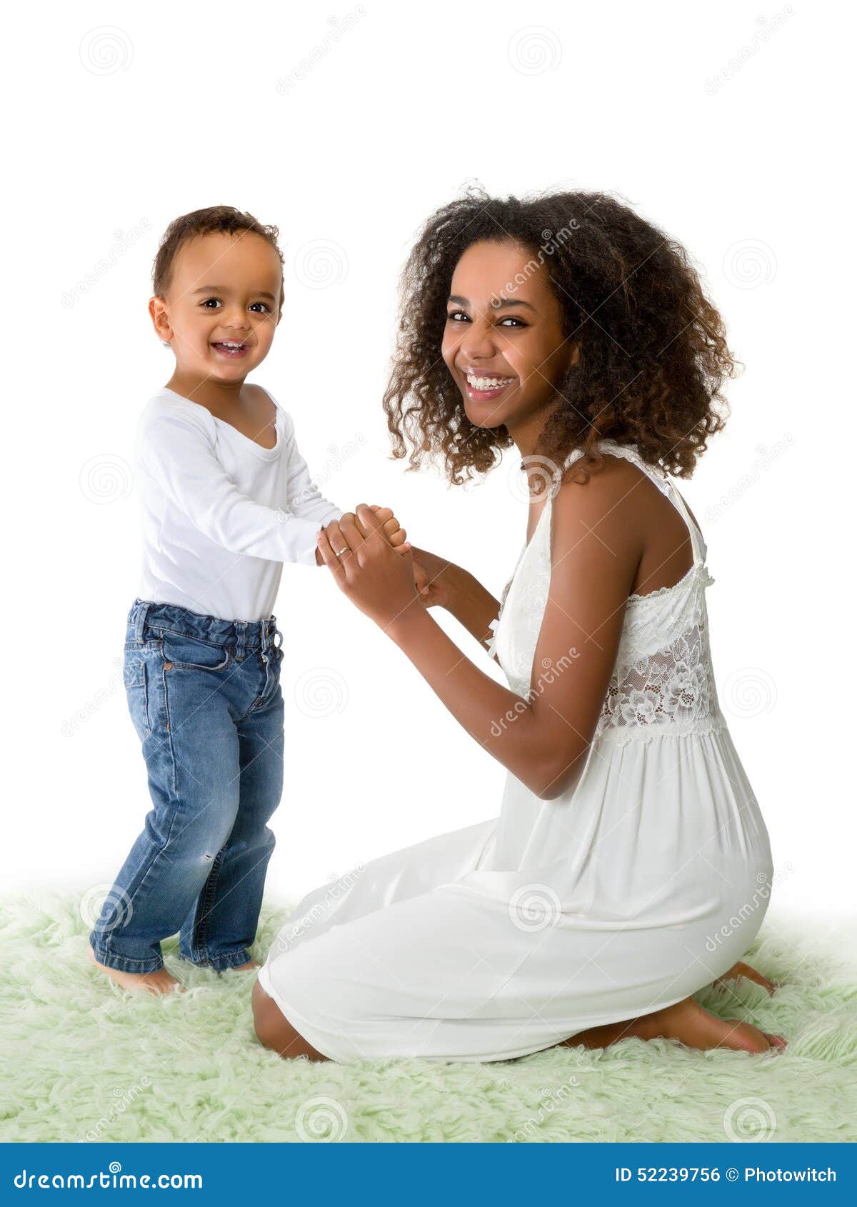 Glückliche Afrikanische Mutter Und Kleinkind Stockfoto - Bild von ...