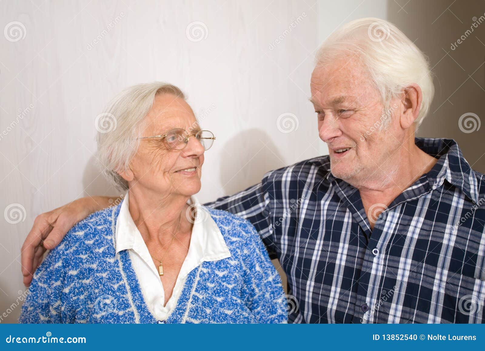 Glückliche alte Leute stockfoto. Bild von pensionär, verhältnis - 13852540