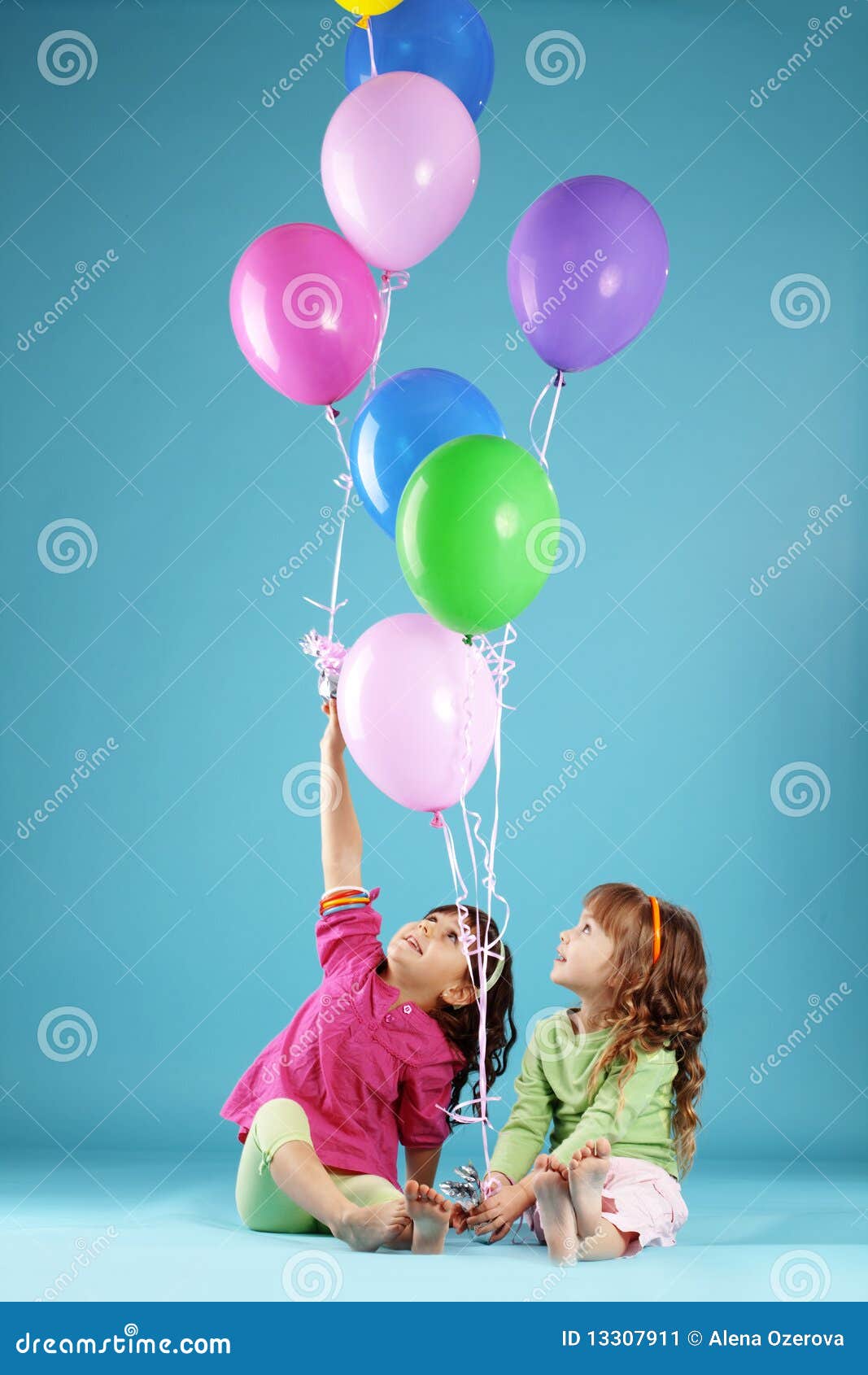 Glückliche bunte Kinder stockbild. Bild von feiertag - 13307911