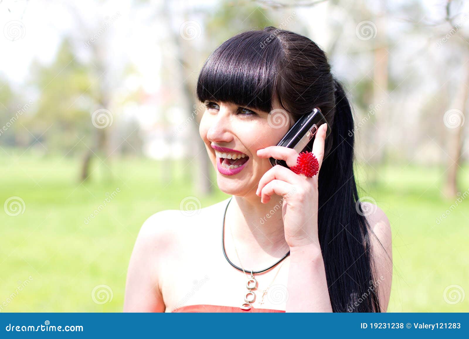 Glückliche Frau mit Handy stockfoto. Bild von kaukasisch - 19231238