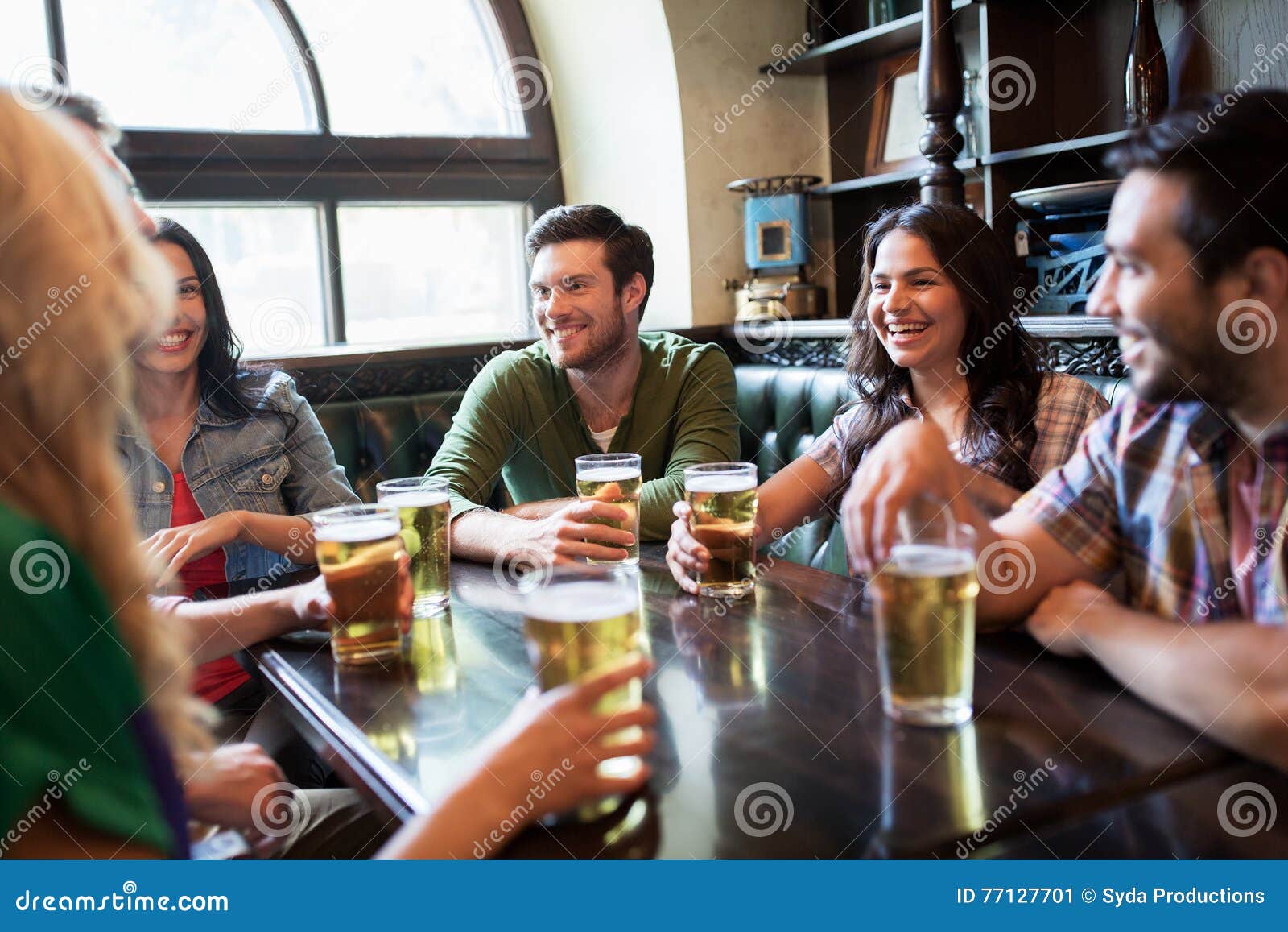 Glückliche Freunde, Die Bier an Der Bar Oder an Der Kneipe Trinken ...