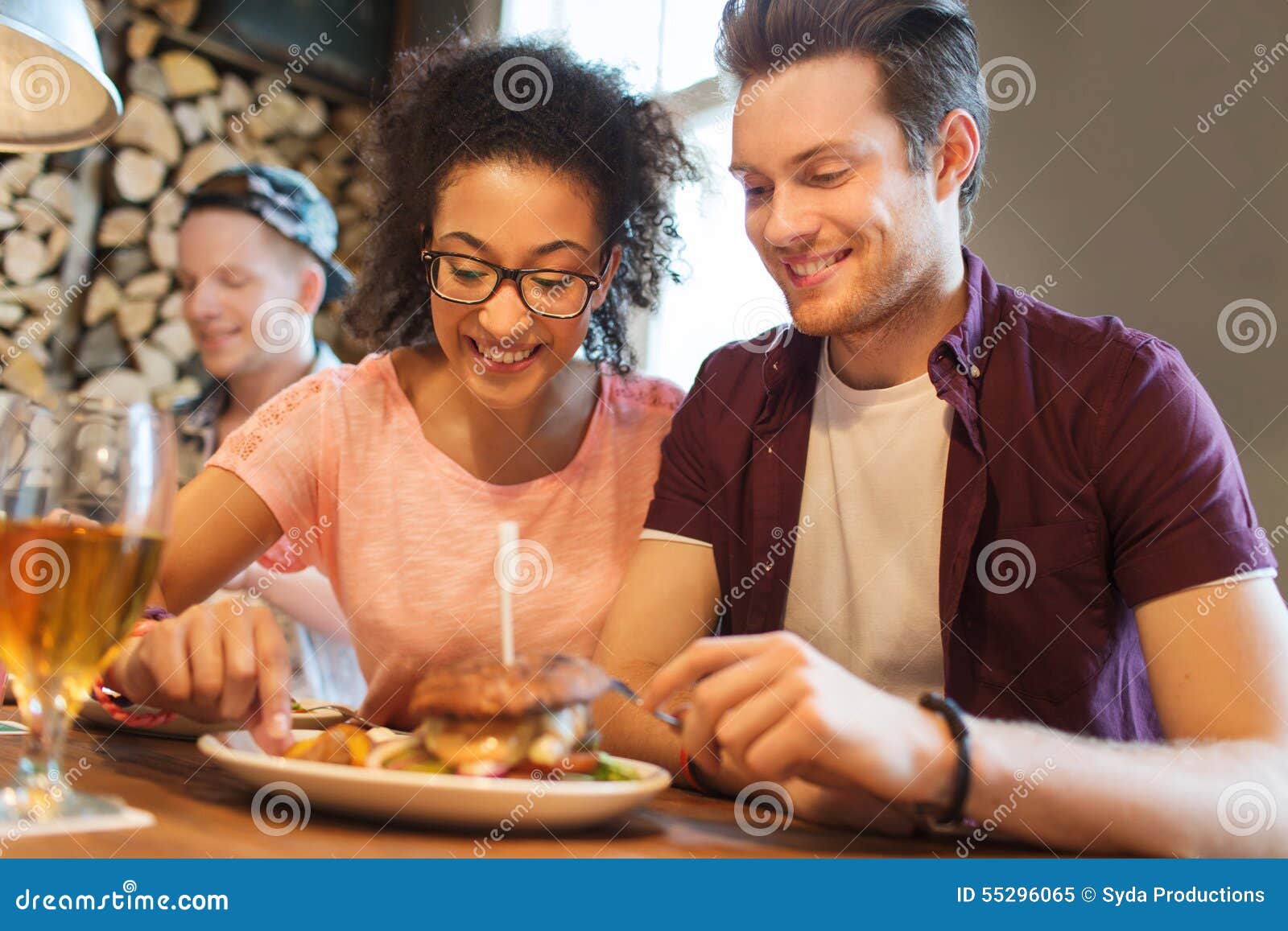 Glückliche Freunde, Die an Der Bar Oder an Der Kneipe Essen Und Trinken ...