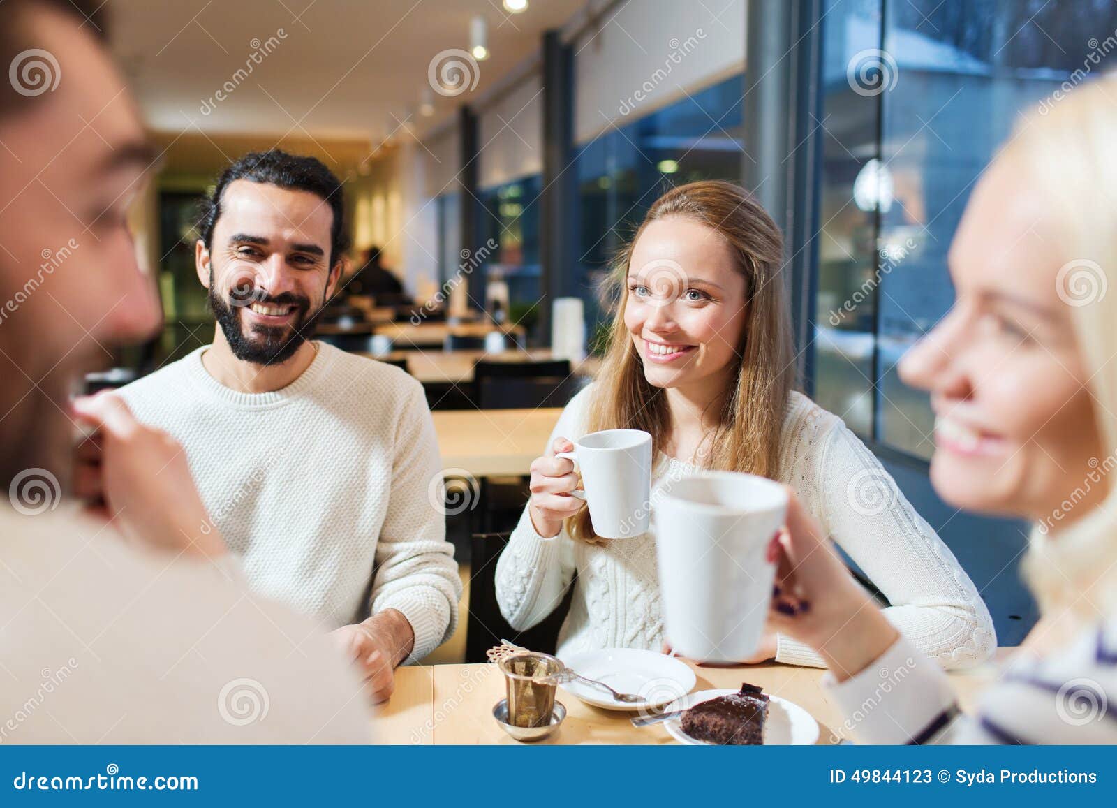 Glückliche Freunde, Die Tee Oder Kaffee Treffen Und Trinken Stockbild ...