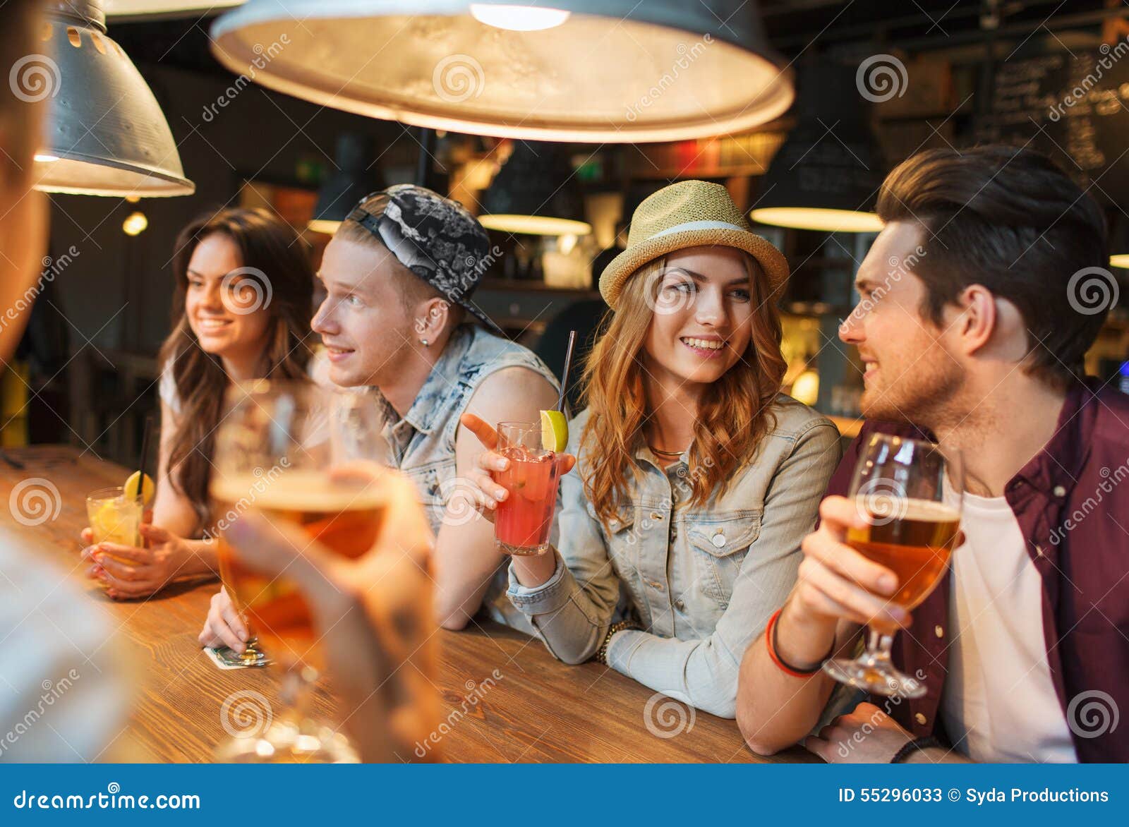 Glückliche Freunde Mit Getränken Sprechend an Der Bar Oder an Der ...