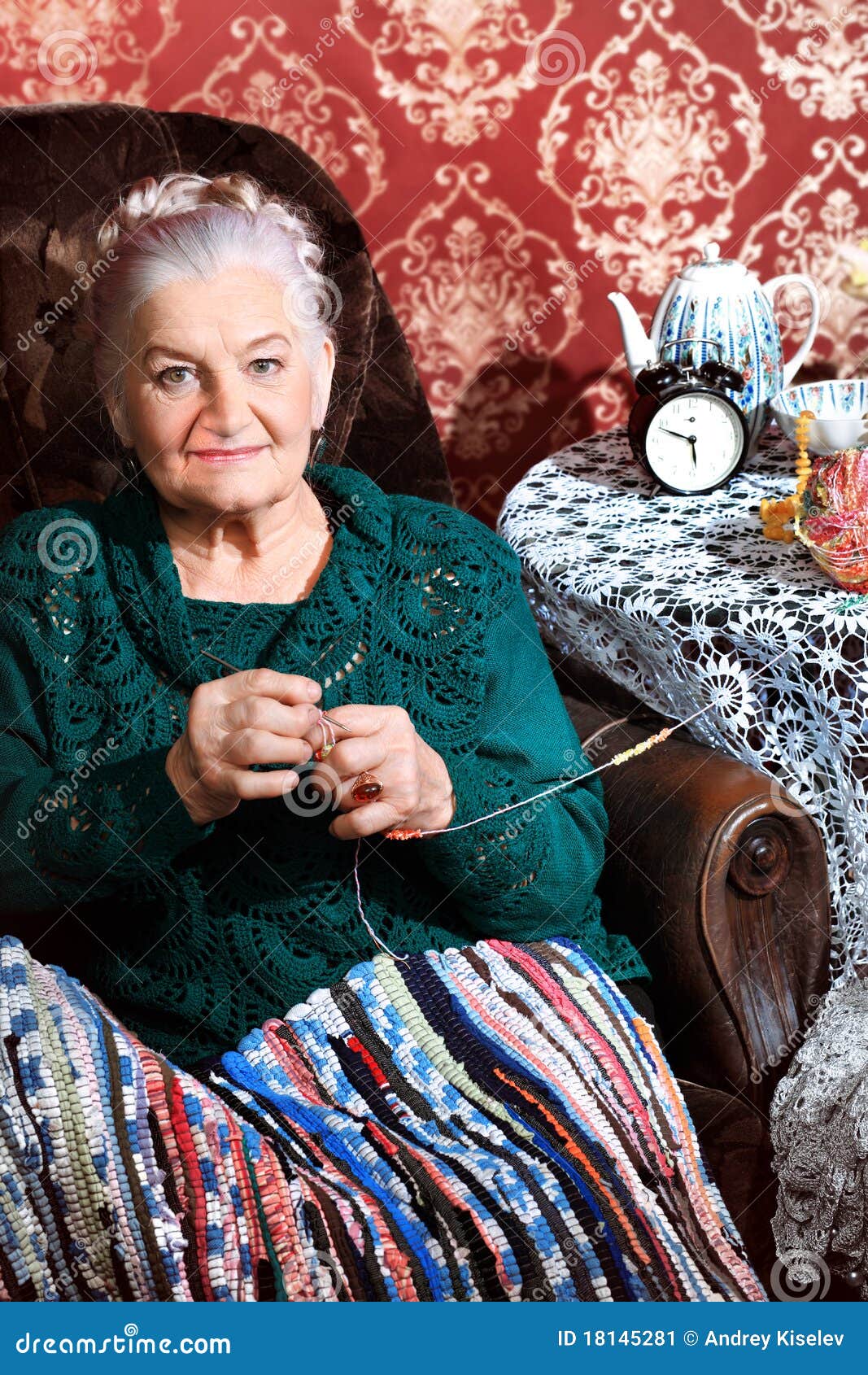 Glückliche Großmutter stockbild. Bild von haupt, alleine - 18145281