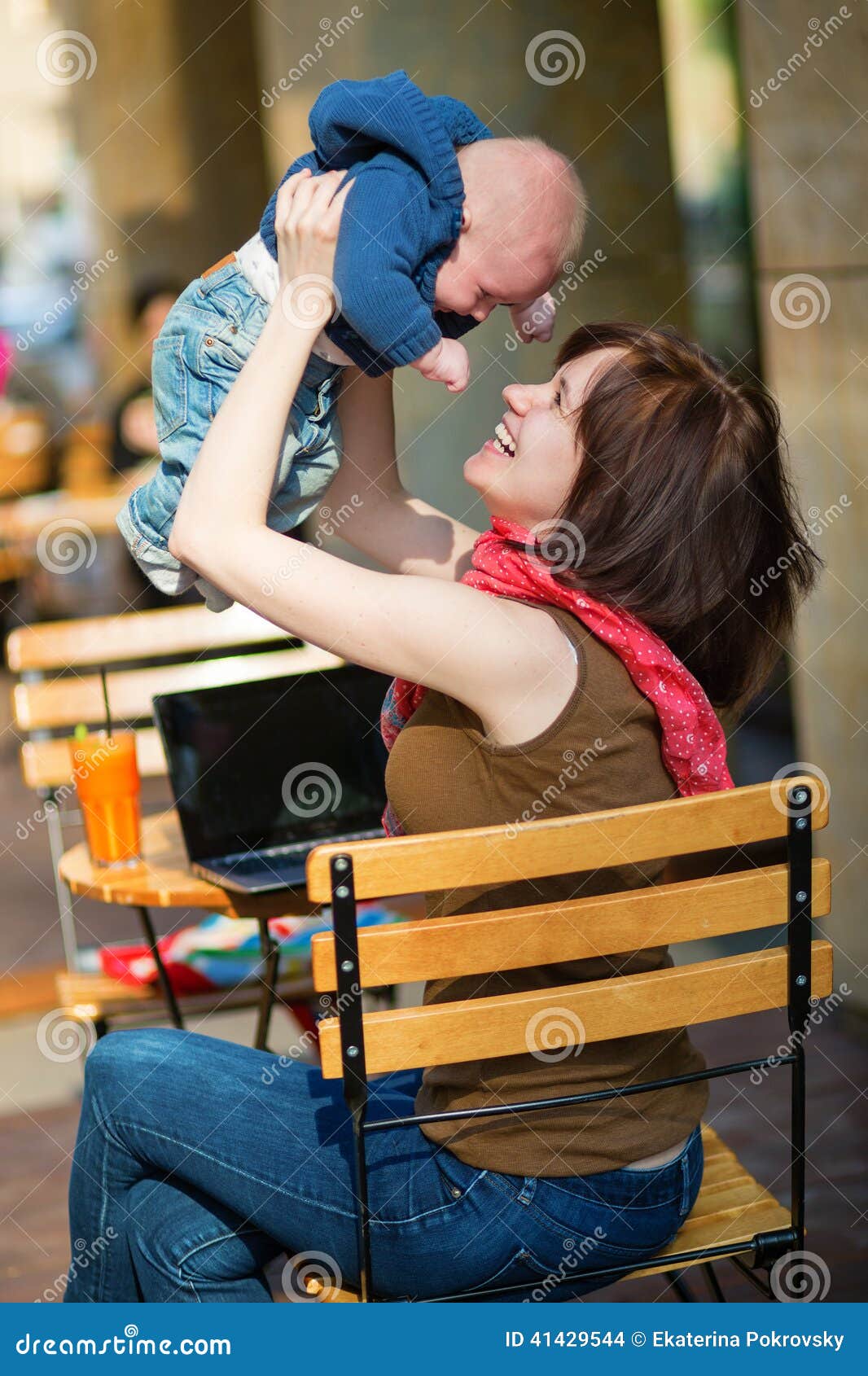 Glückliche Junge Mutter Mit Ihrem Kleinen Sohn in Einem Café Stockfoto ...