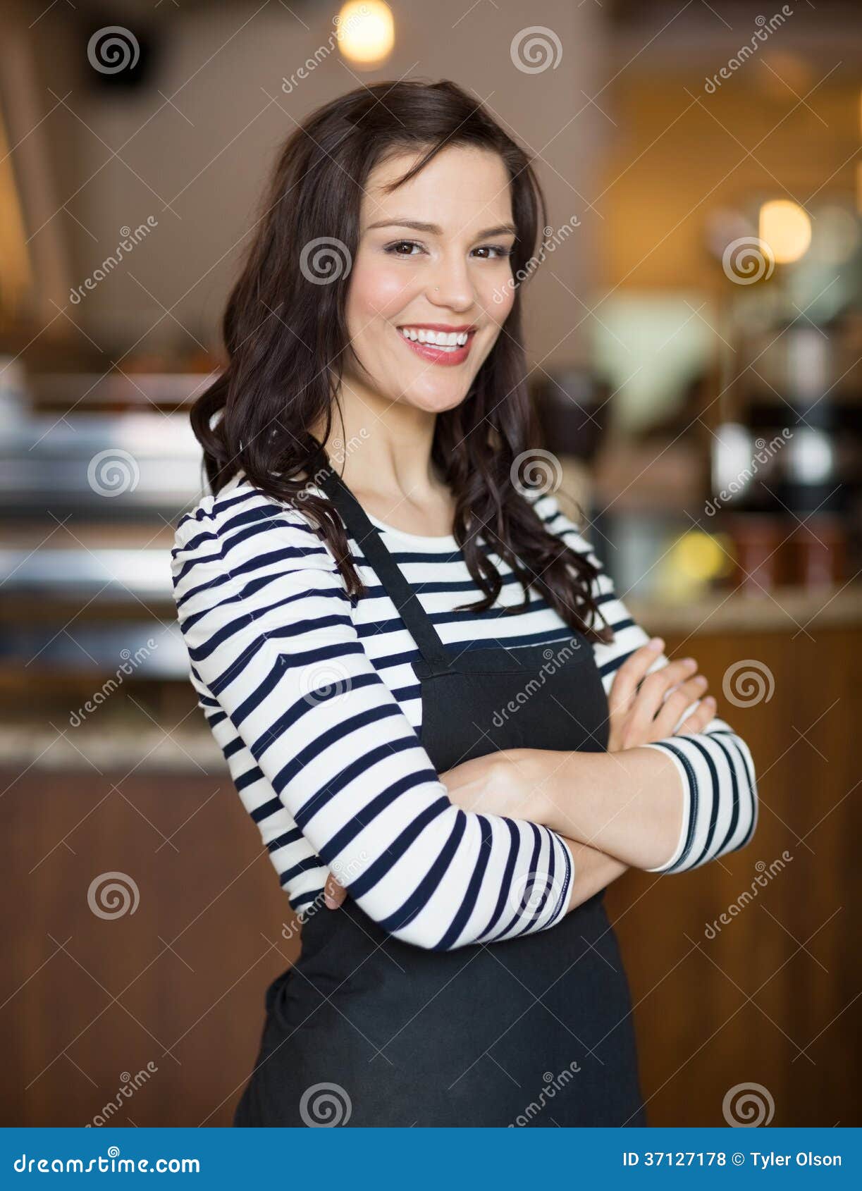 Glückliche Kellnerin Standing in Cafe Stockfoto - Bild von lebensstil ...