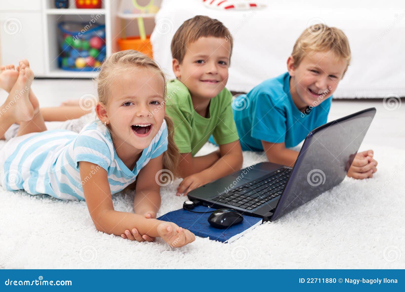 Glückliche Kinder Mit Laptop-Computer Stockfoto - Bild von familie ...
