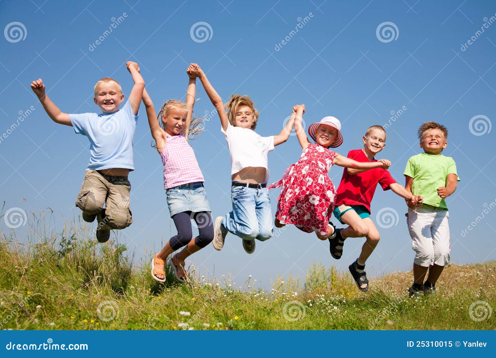 Glückliche Kindheit stockbild. Bild von nett, horizontal - 25310015