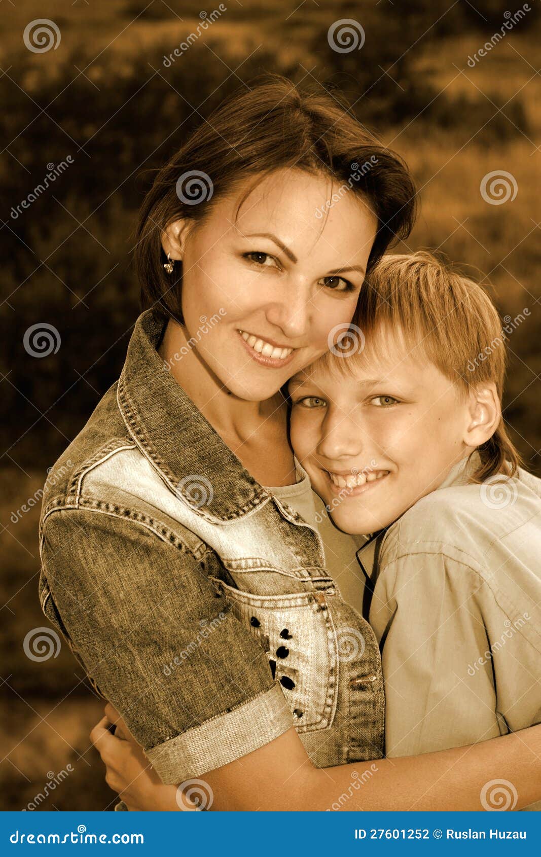 Glückliche Mutter Mit Ihrem Sohn Stockfoto - Bild von gesund, liebe ...