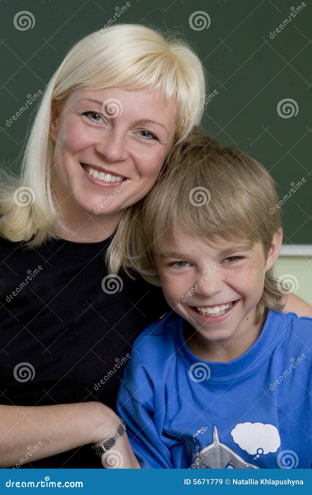 Glückliche Mutter mit Sohn stockbild. Bild von elternschaft - 5671779