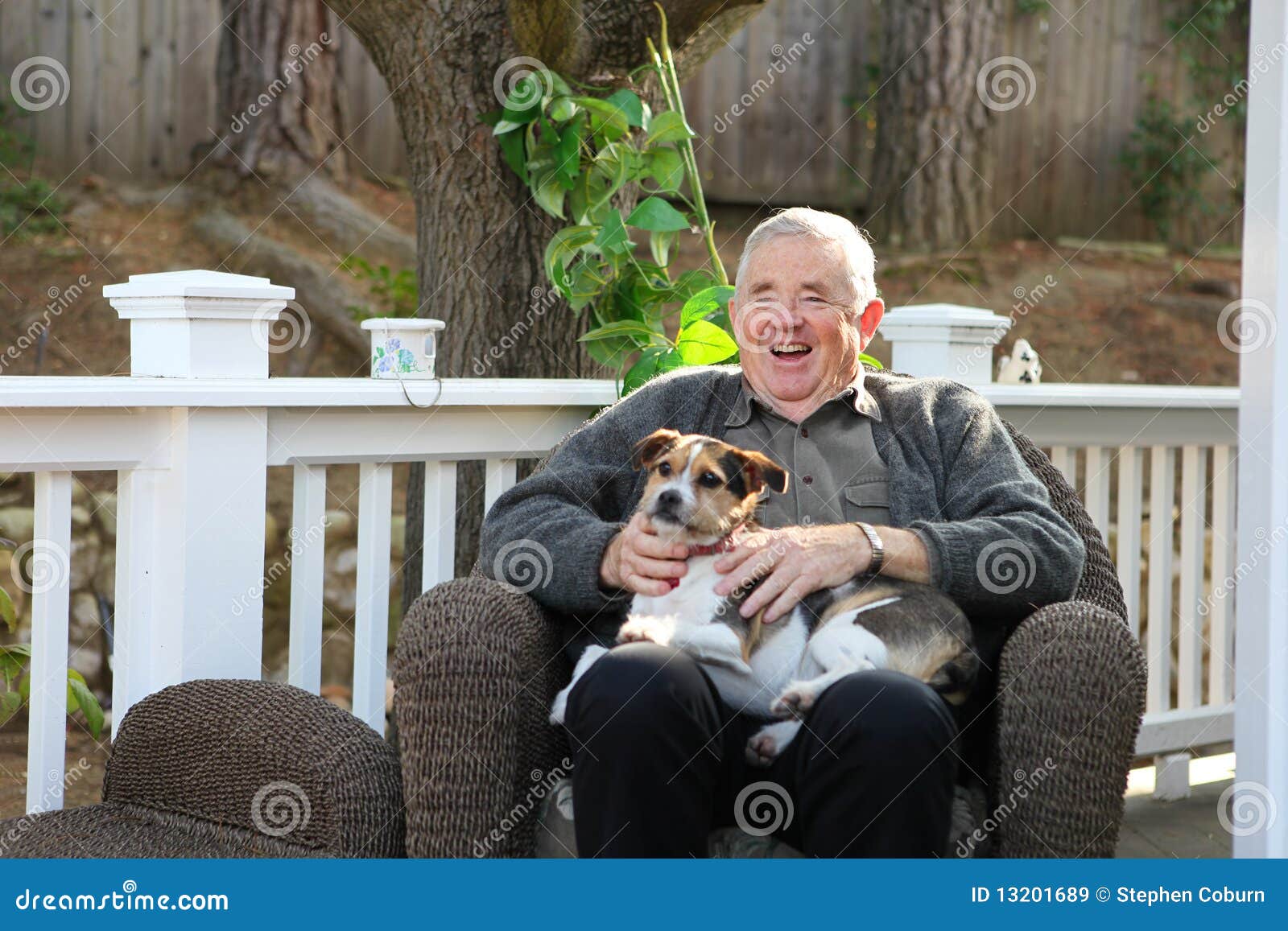 Glücklicher älterer Mann Mit Hund Stockbild - Bild von lachen, gesund ...