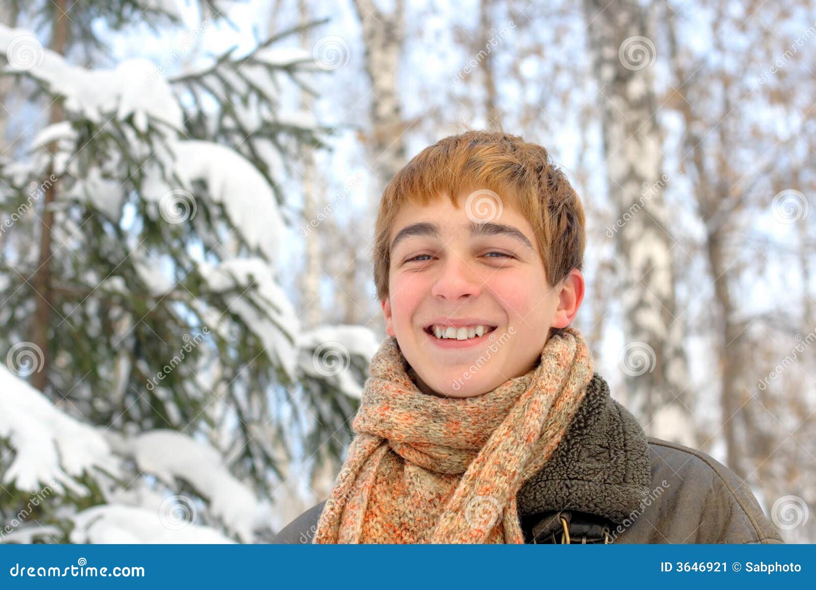 Glücklicher Jugendlicher stockbild. Bild von person, frost - 3646921