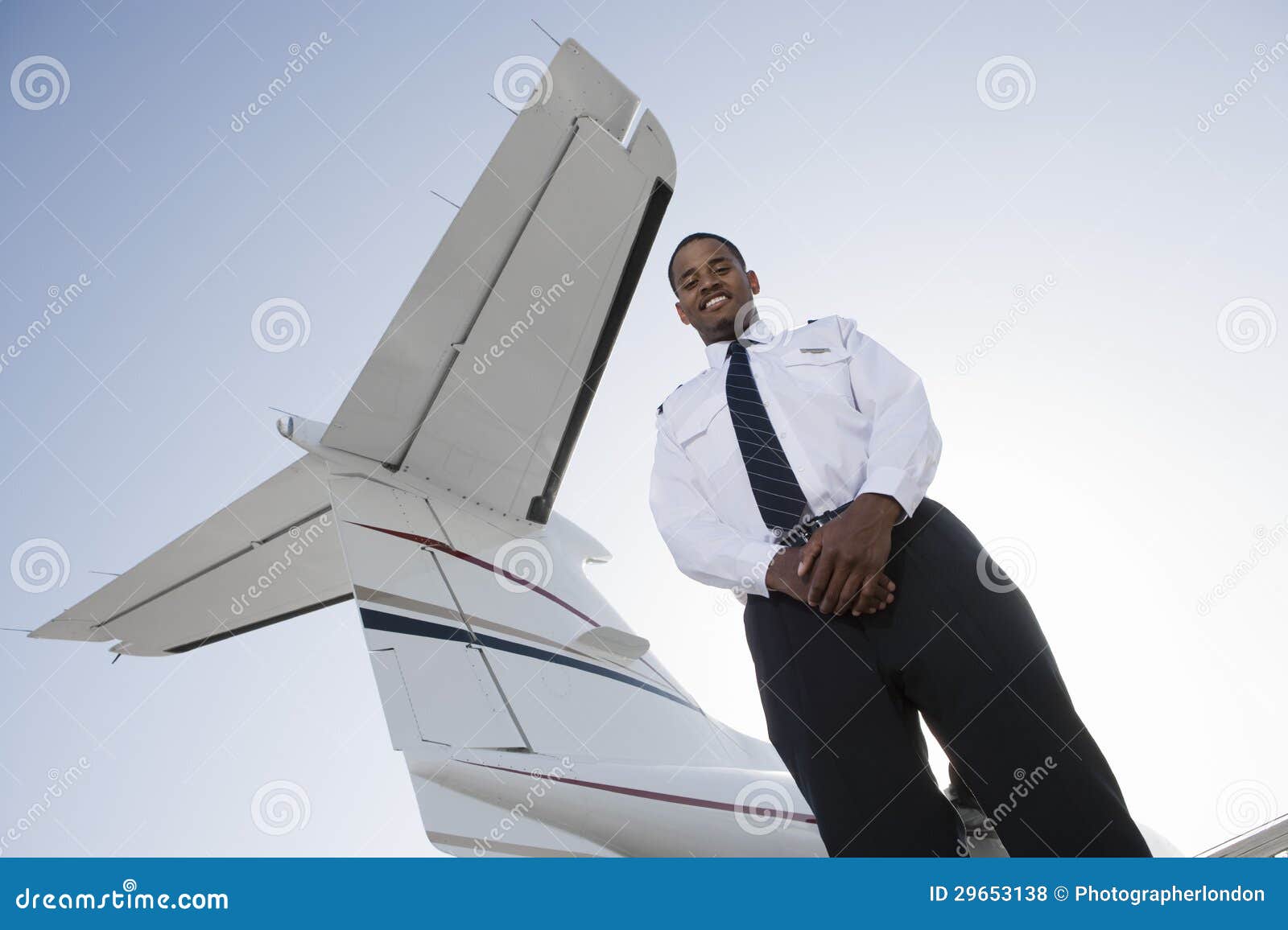 Glücklicher Junger Flugzeug-Pilot Standing Stockfoto - Bild von uniform ...
