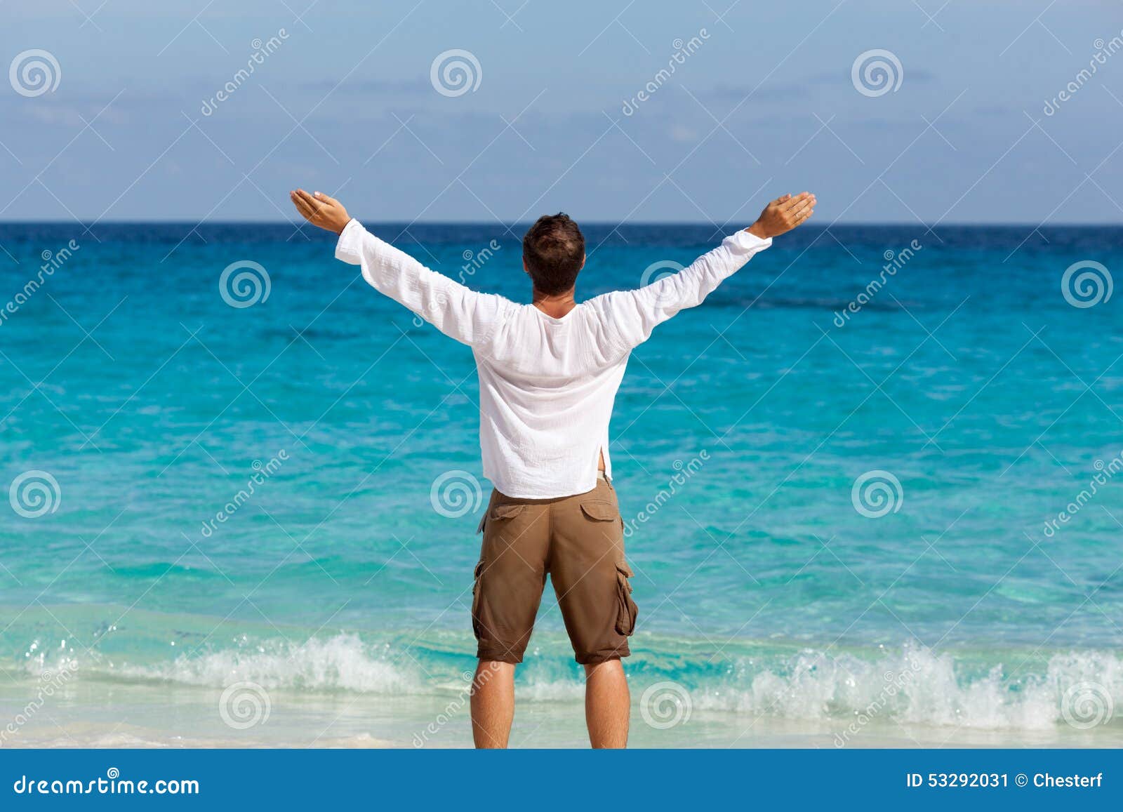 Glücklicher Junger Mann Auf Dem Strand Stockbild - Bild von nave, blau ...