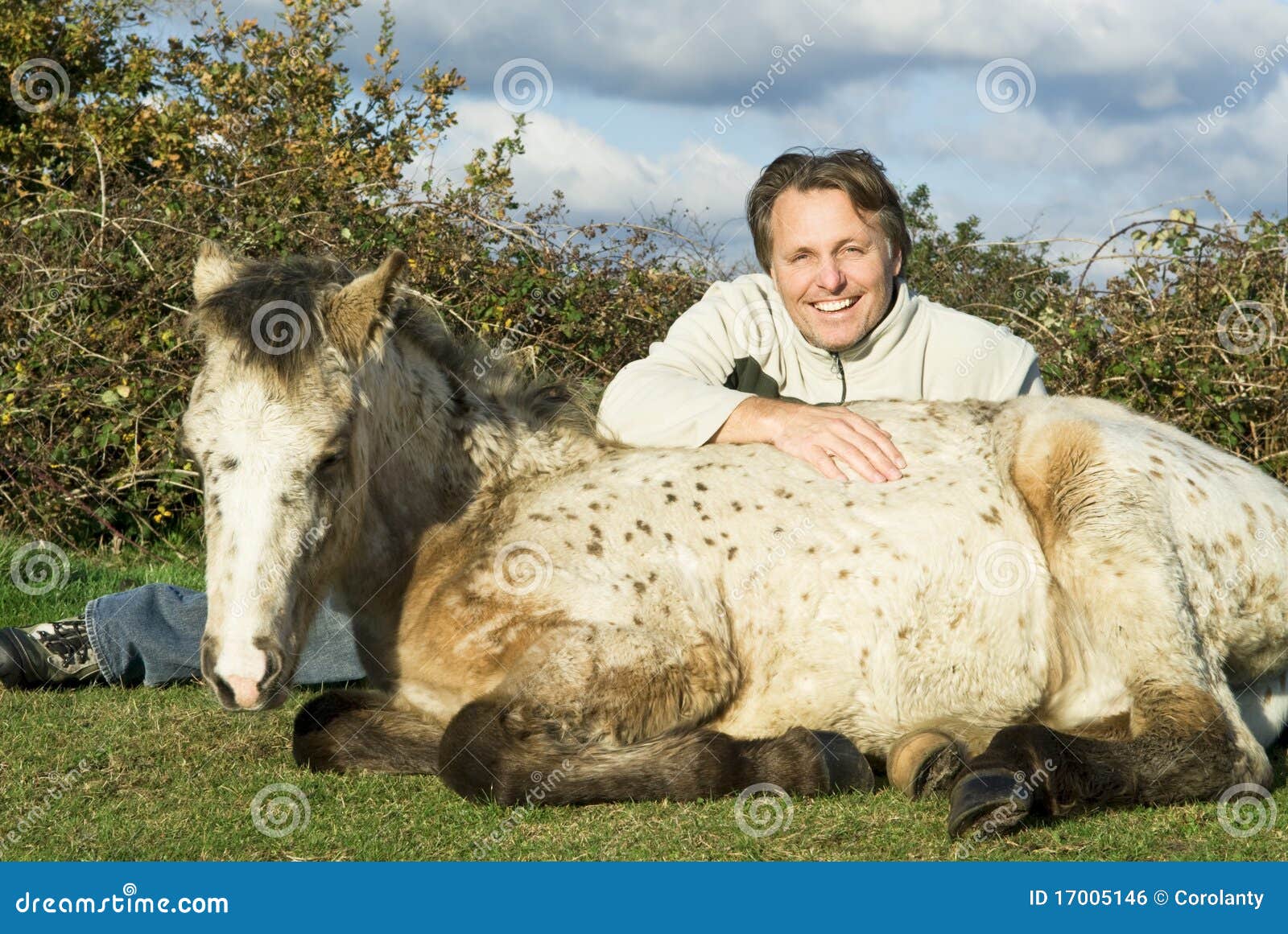 Glücklicher Mann Mit Seinem Pferd Stockfoto - Bild von freundlich ...