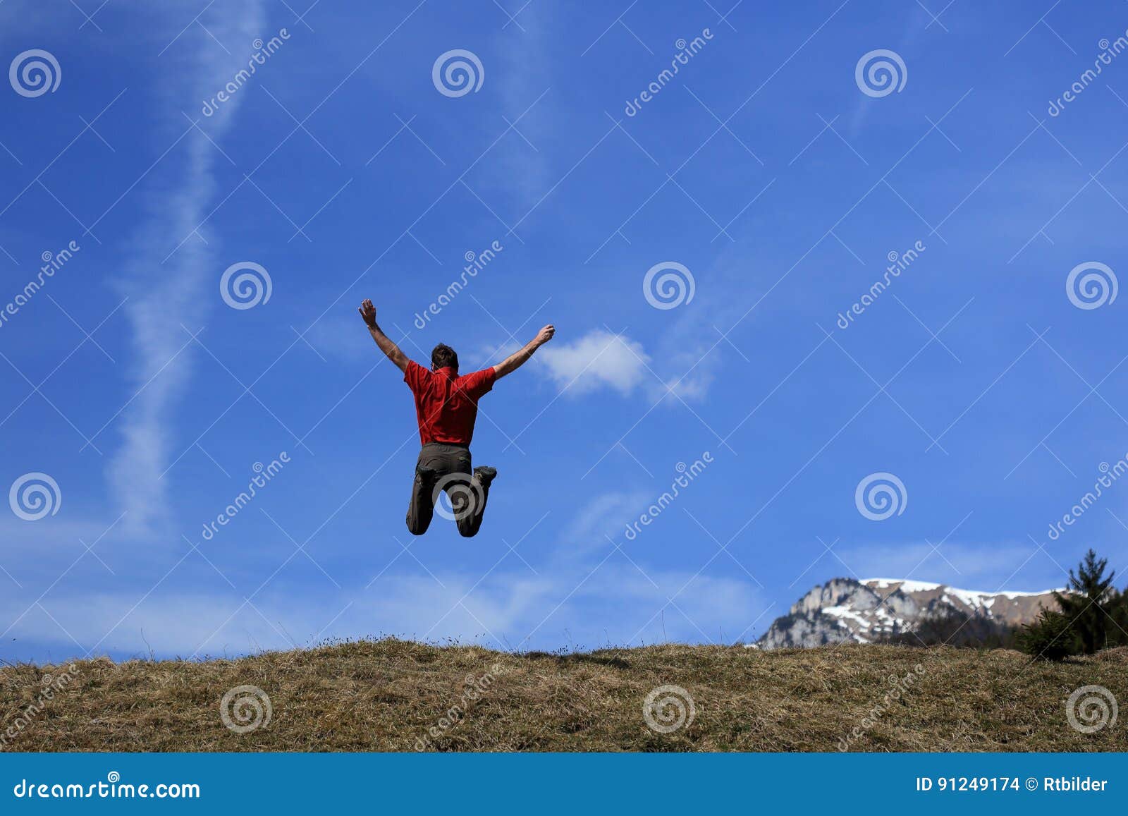 Glücklicher Mensch Springt Oben Stockfoto - Bild von freiheit, schön ...