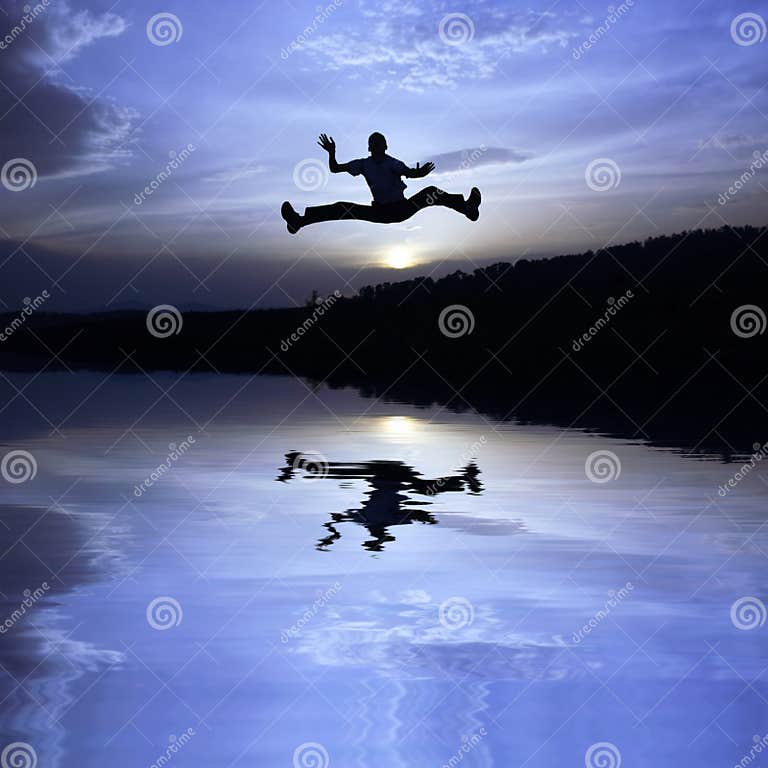 Glücklicher Sprung stockbild. Bild von sprung, mädchen - 813535