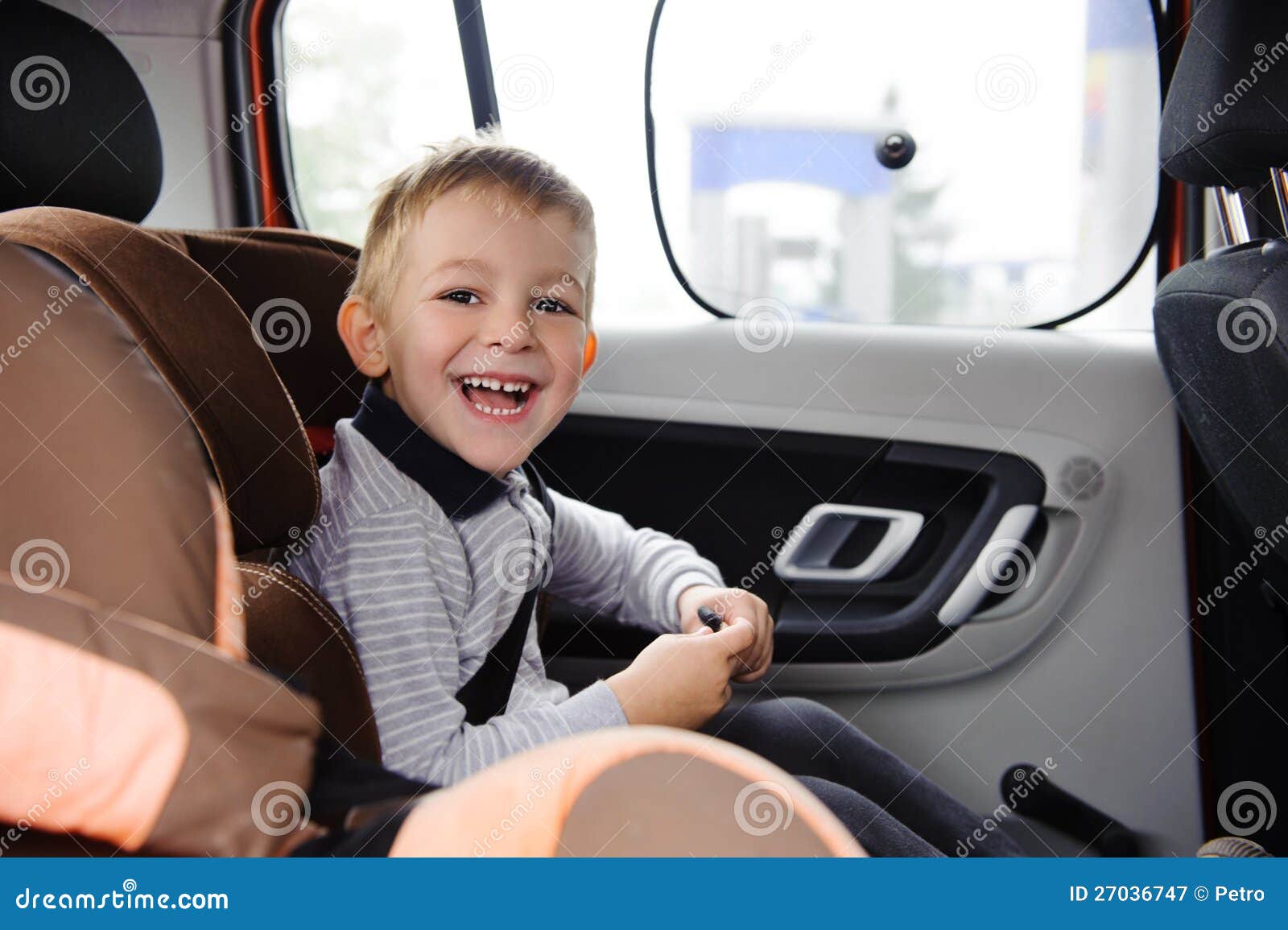 Glückliches Kind, Das Im Autositz Lächelt Stockbild - Bild von aktiv ...