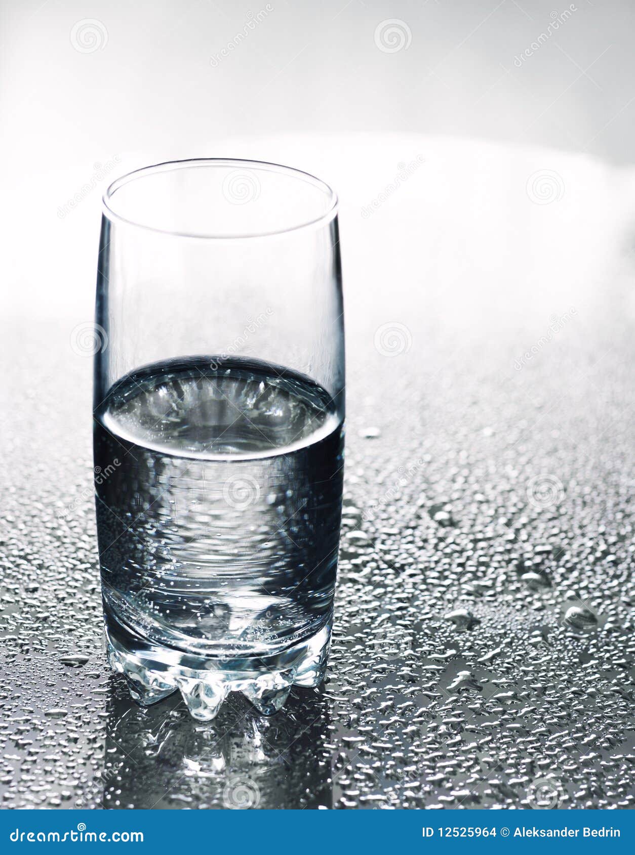 Glace Avec De L'eau Crystal-clear Photo stock - Image of bulle, froid ...