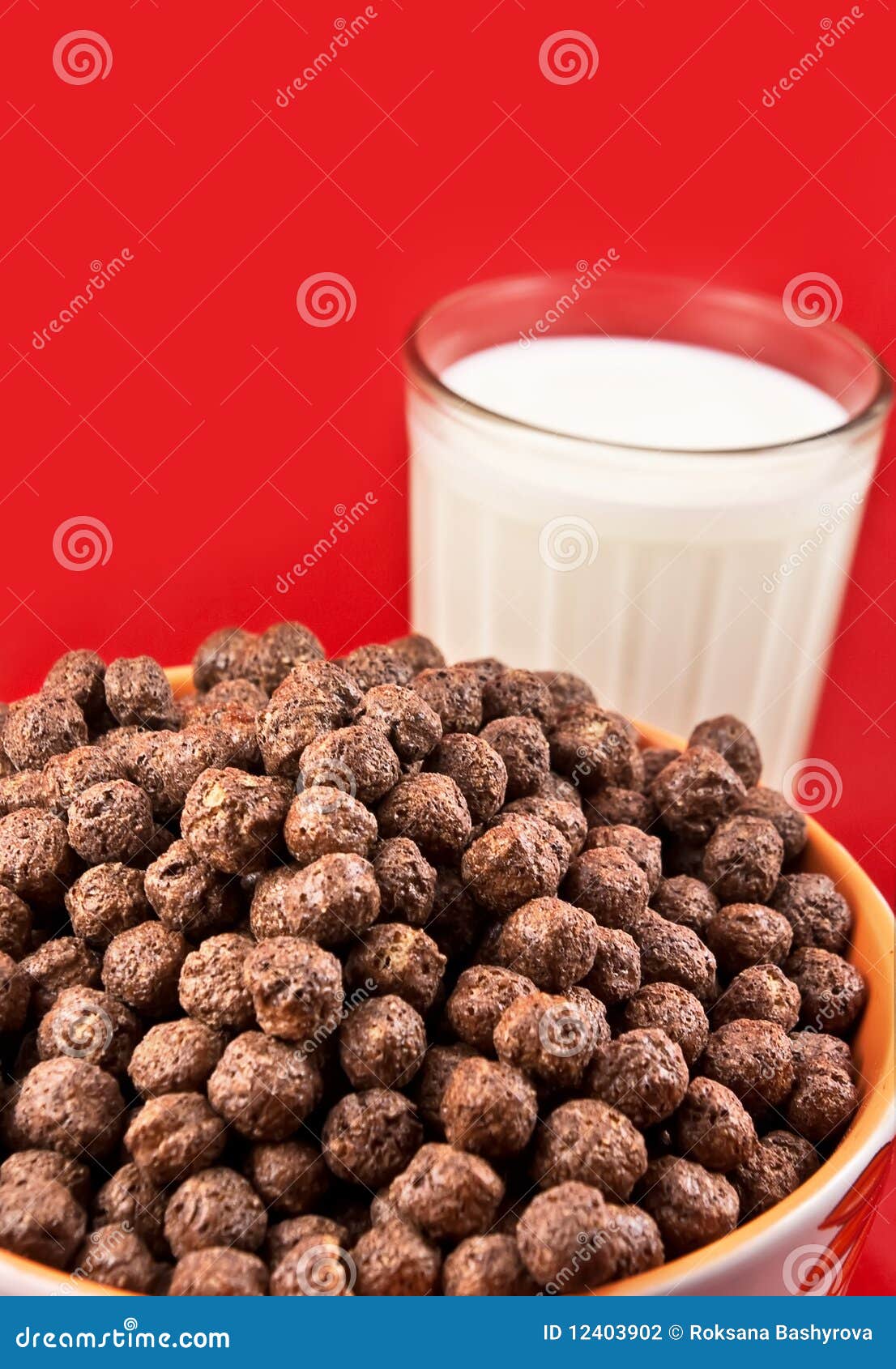 Glace Avec Des Billes De Lait Et De Chokolate Photo stock - Image du ...
