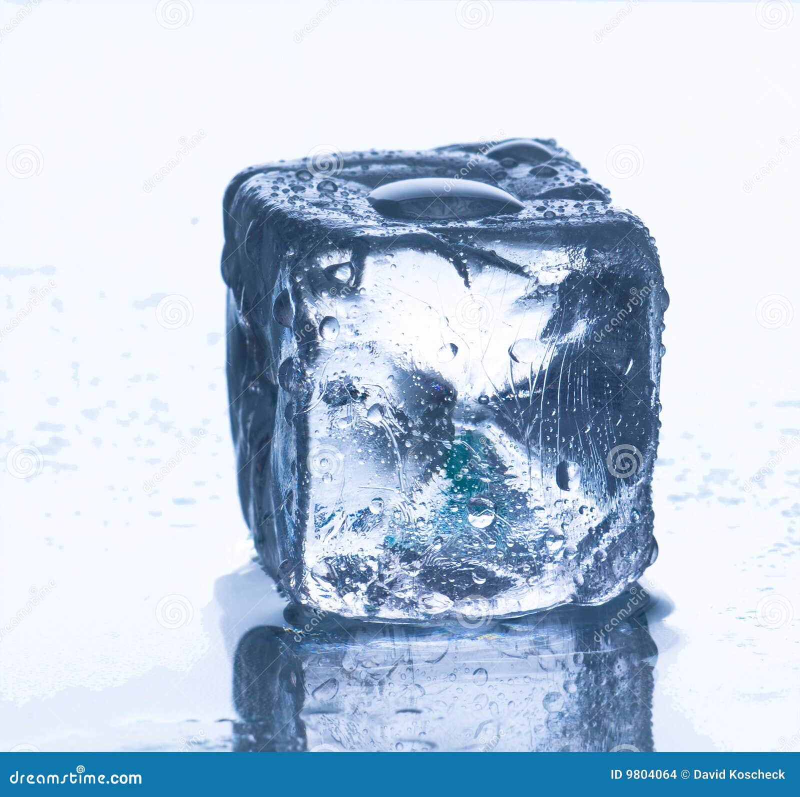 Glace de cube photo stock. Image du cube, réflexion, fond - 9804064
