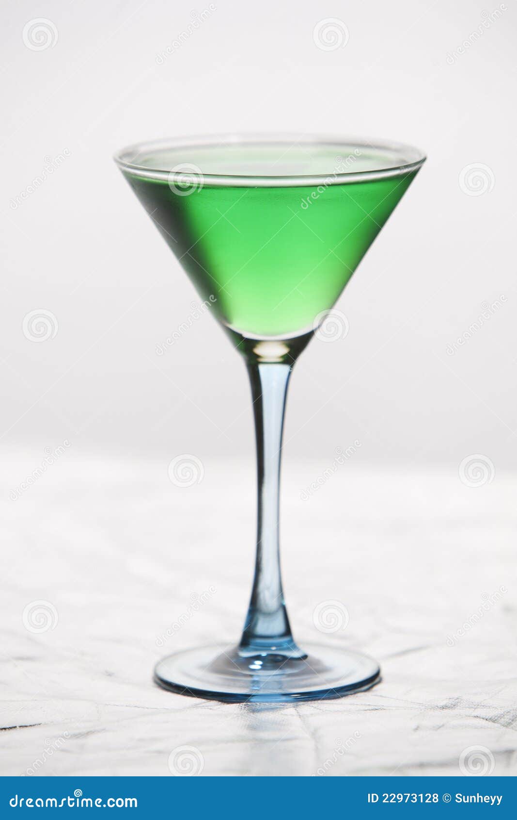 Glace de vin vert photo stock. Image du fond, appétissant - 22973128