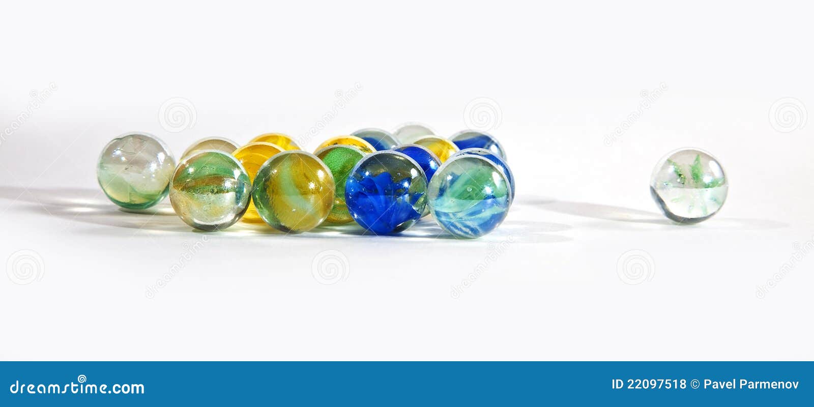 Glace les billes photo stock. Image du point, glace, rond - 22097518