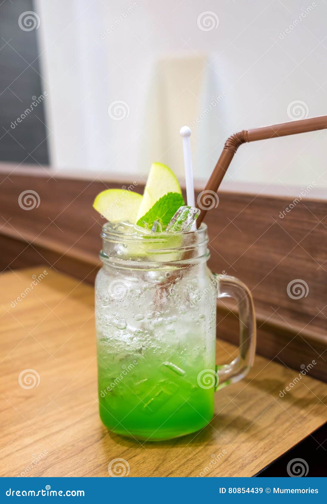 Glace Verte De Jus De Pomme Sur La Table Image stock - Image du fond ...