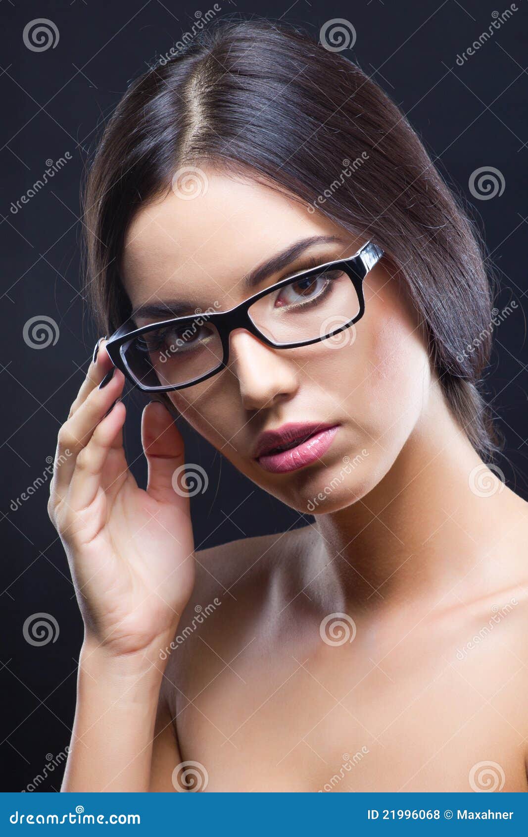 Glaces Susantes De Fille Attirante De Brunette Photo Stock Image Of