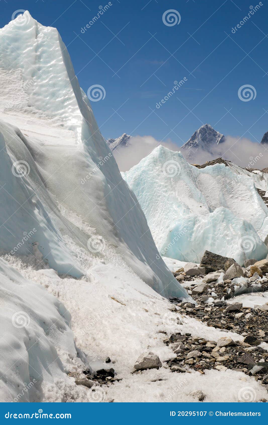 Glaciar de Khumbu imagen de archivo. Imagen de piedra - 20295107