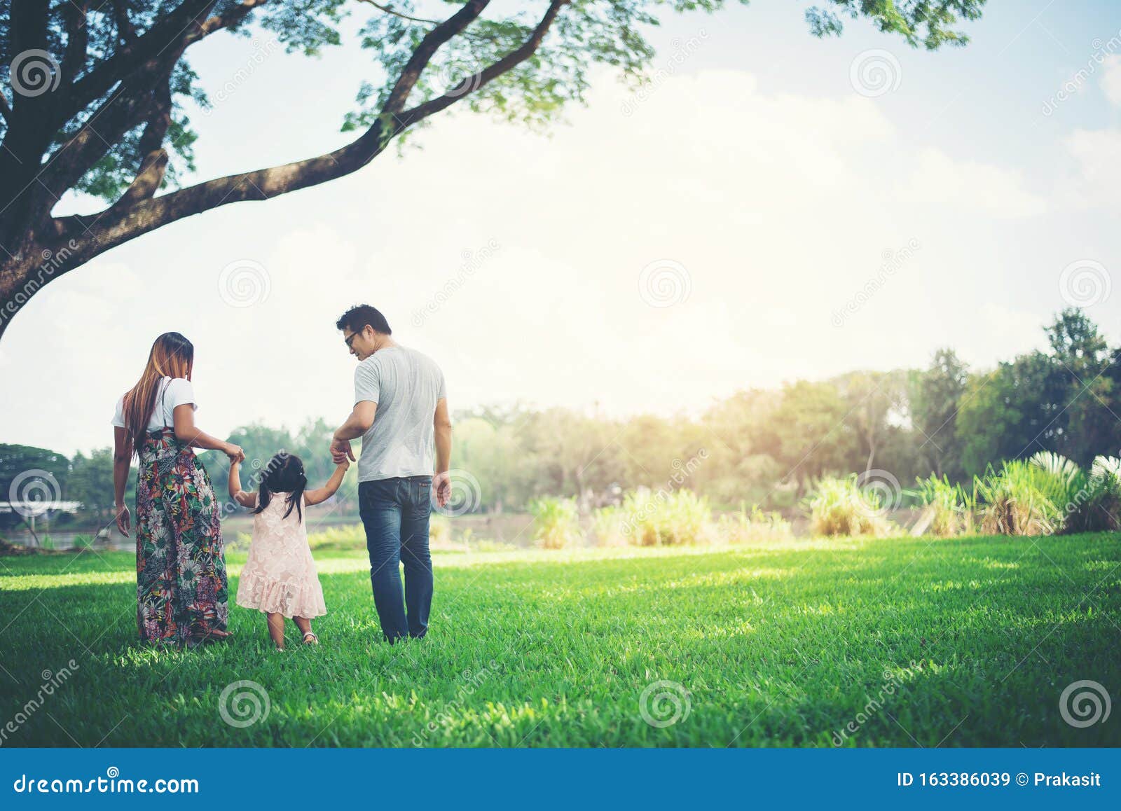 Glad Familj I Parken Fader Och Mor Leker Med Dotter Fotografering För