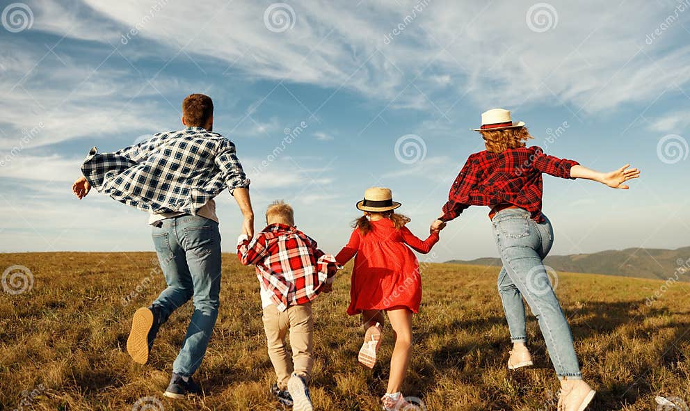 Glad Familj Mor Far Barn Son Och Dotter Som Springer Tillbaka