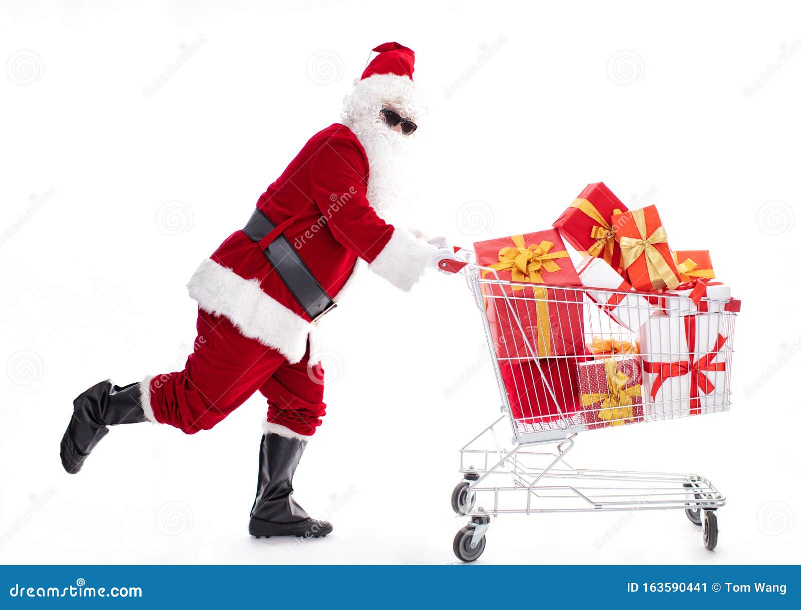 Glad Jultomte Med Julshoppingvagn Fotografering för Bildbyråer - Bild ...