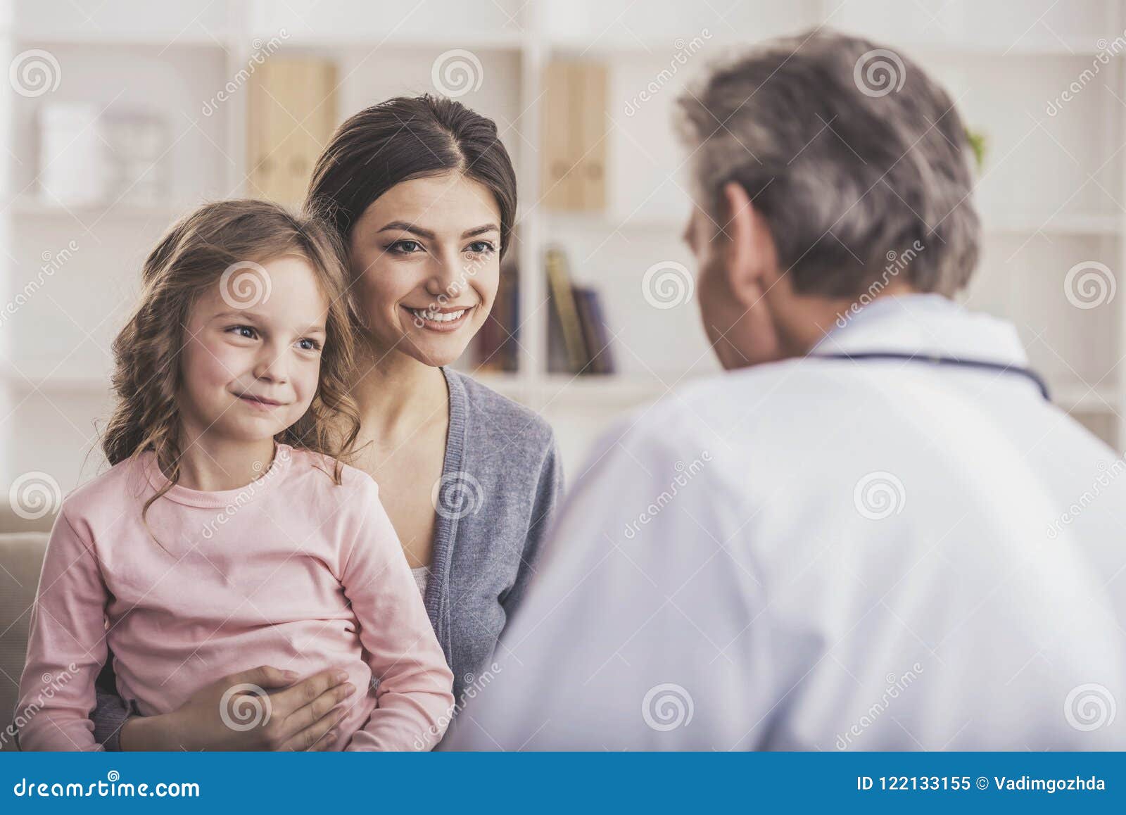 Glad Mamma Och Barn Med Doktorn Fotografering för Bildbyråer - Bild av ...