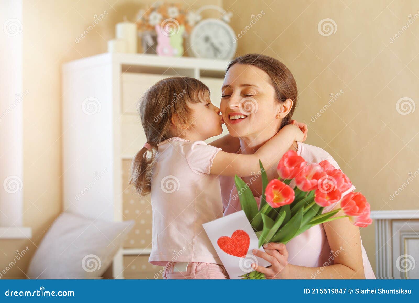 Glad Mammor Dag Barnets Dotter Gratulerar Sin Mor Och Ger Henne Ett