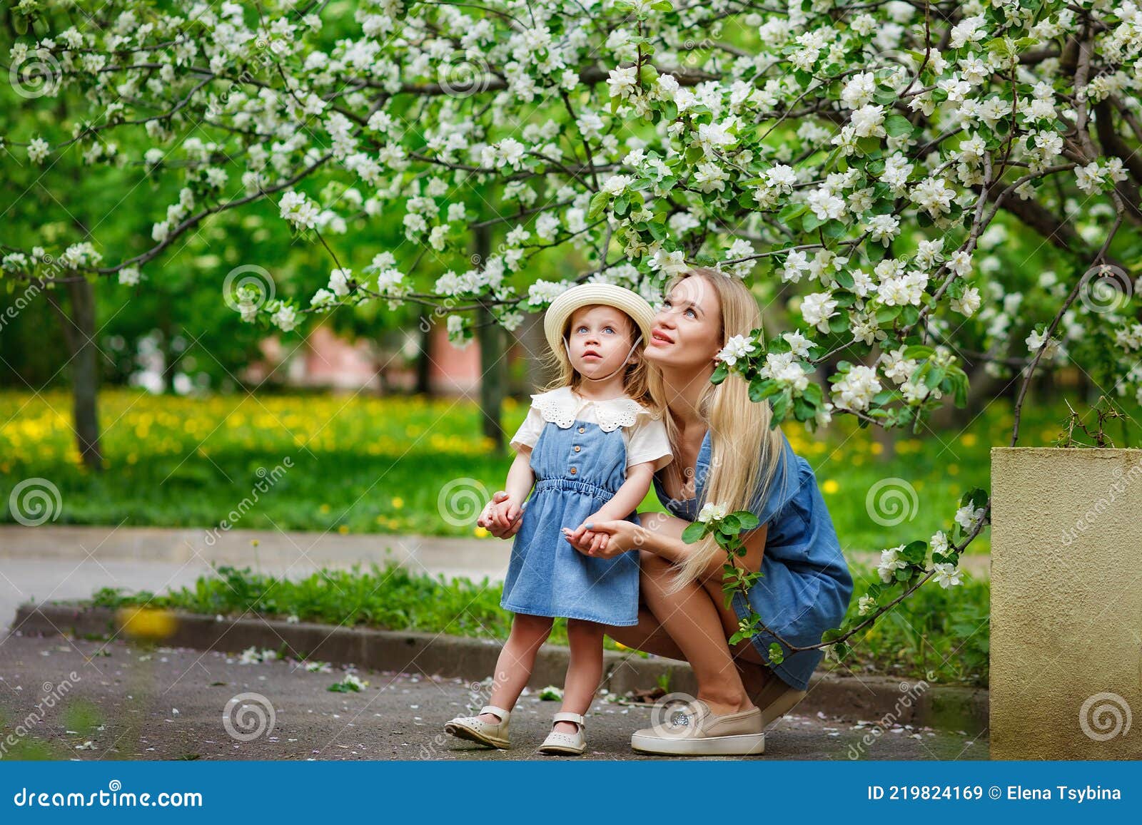 Glad Mammor Dag En Liten Flicka Hugger Sin Mor I Vårkörsbärsträdan