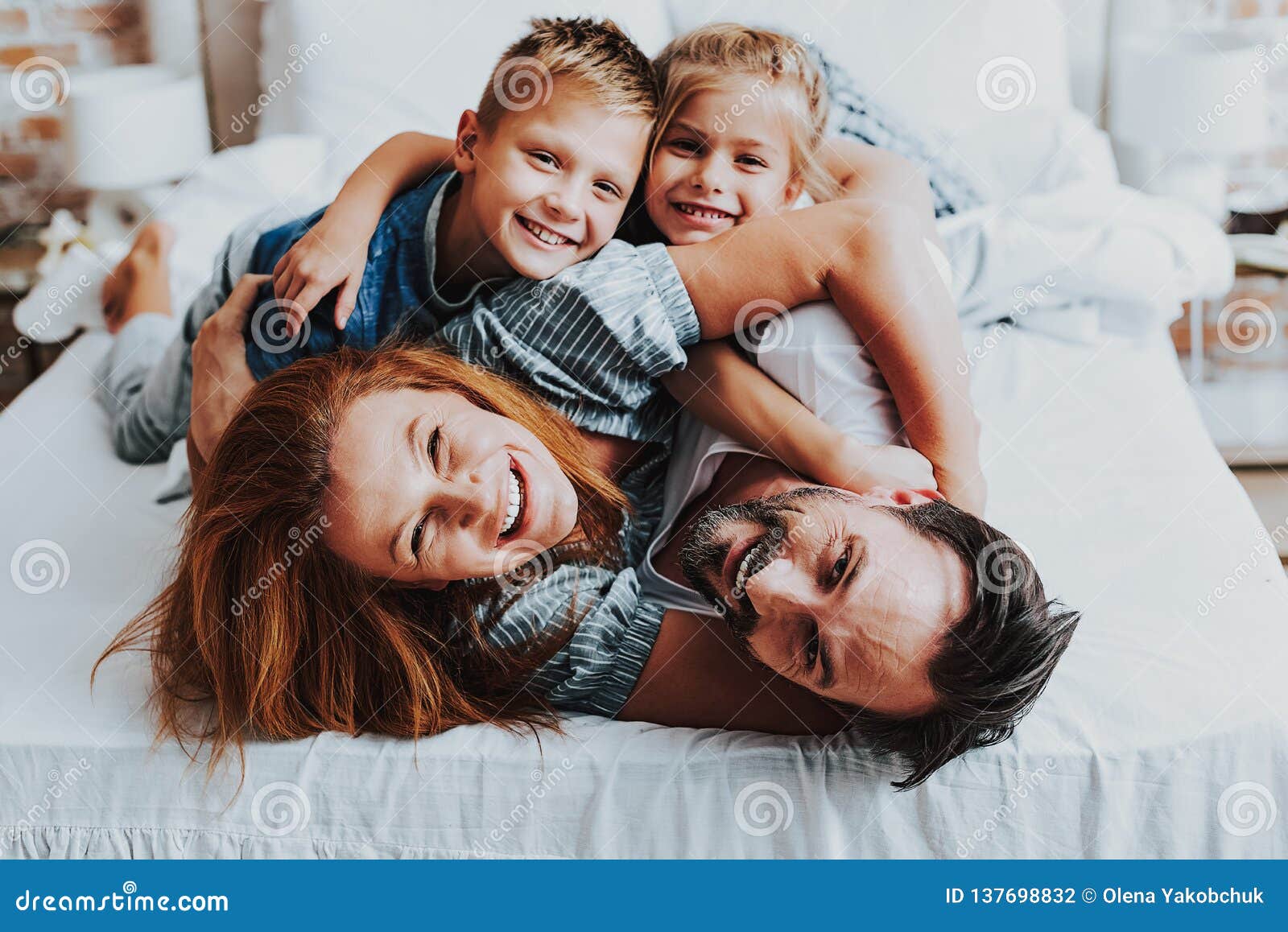 Glad Man Och Kvinna Som Spelar Med Ungar Arkivfoto - Bild av älsklingen ...