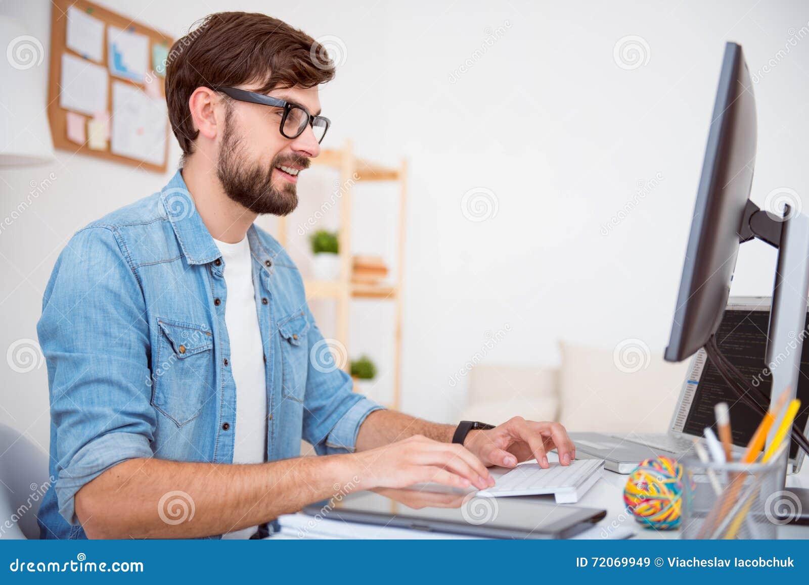 Glad Man Working on Computer Stock Image - Image of person, beard: 72069949