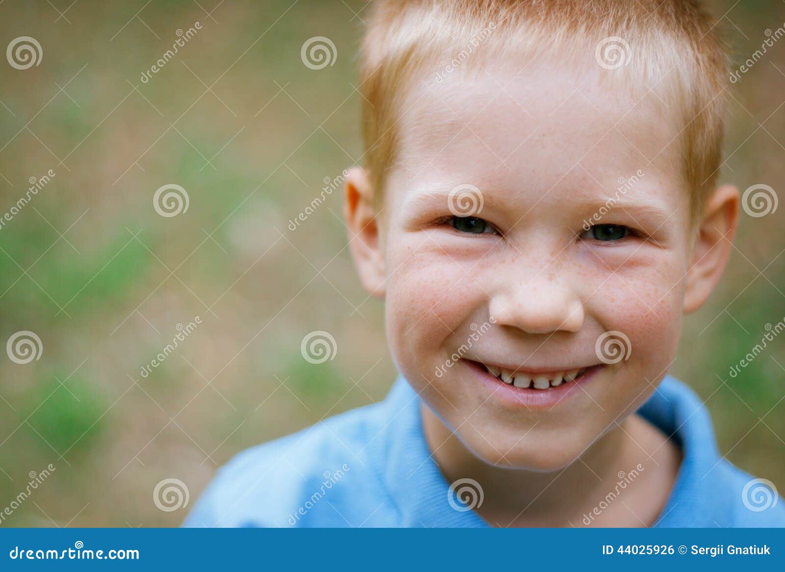 Glad pojke arkivfoto. Bild av utomhus, kaukasisk, stänga - 44025926