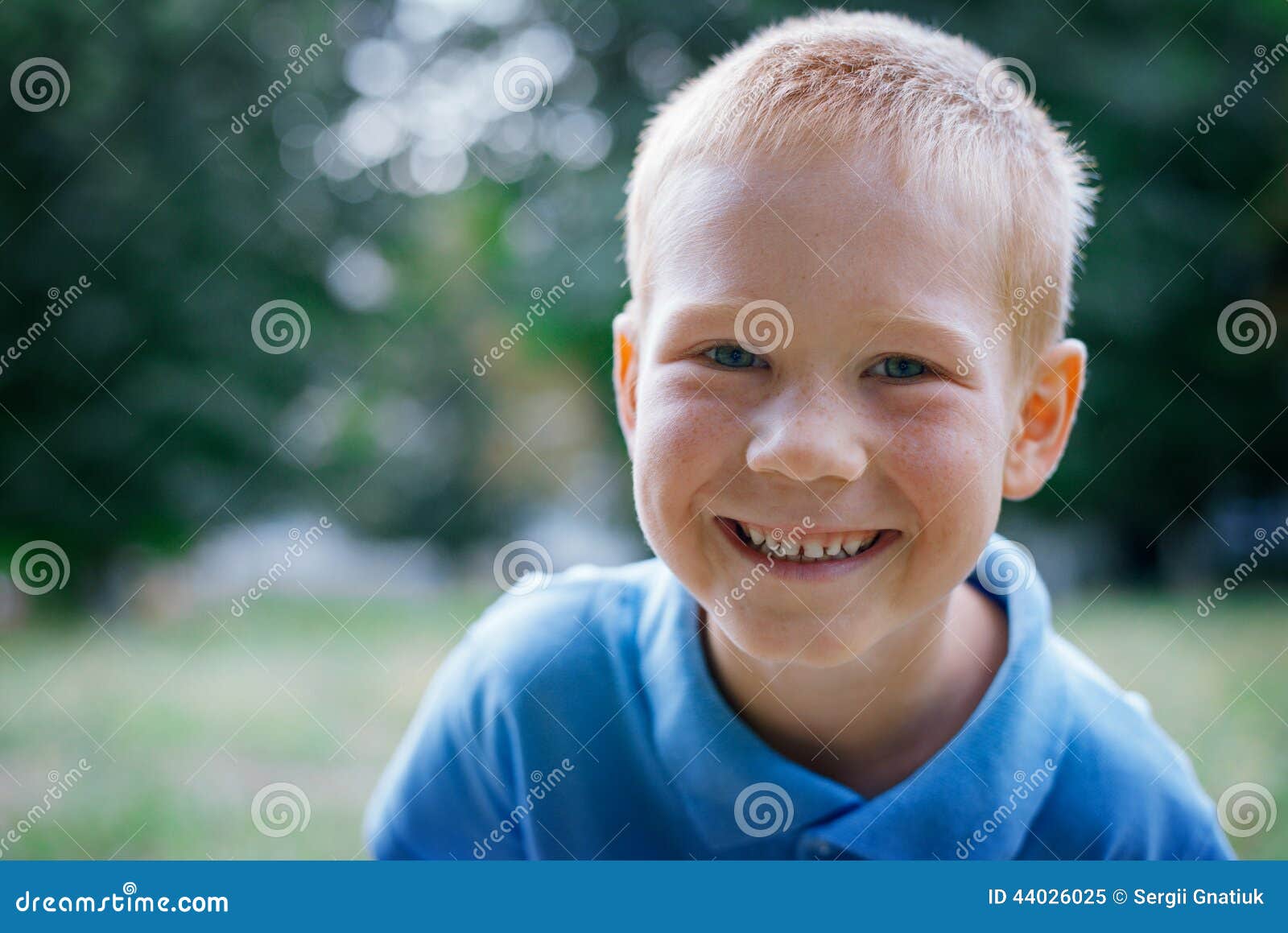 Glad pojke fotografering för bildbyråer. Bild av livsstil - 44026025